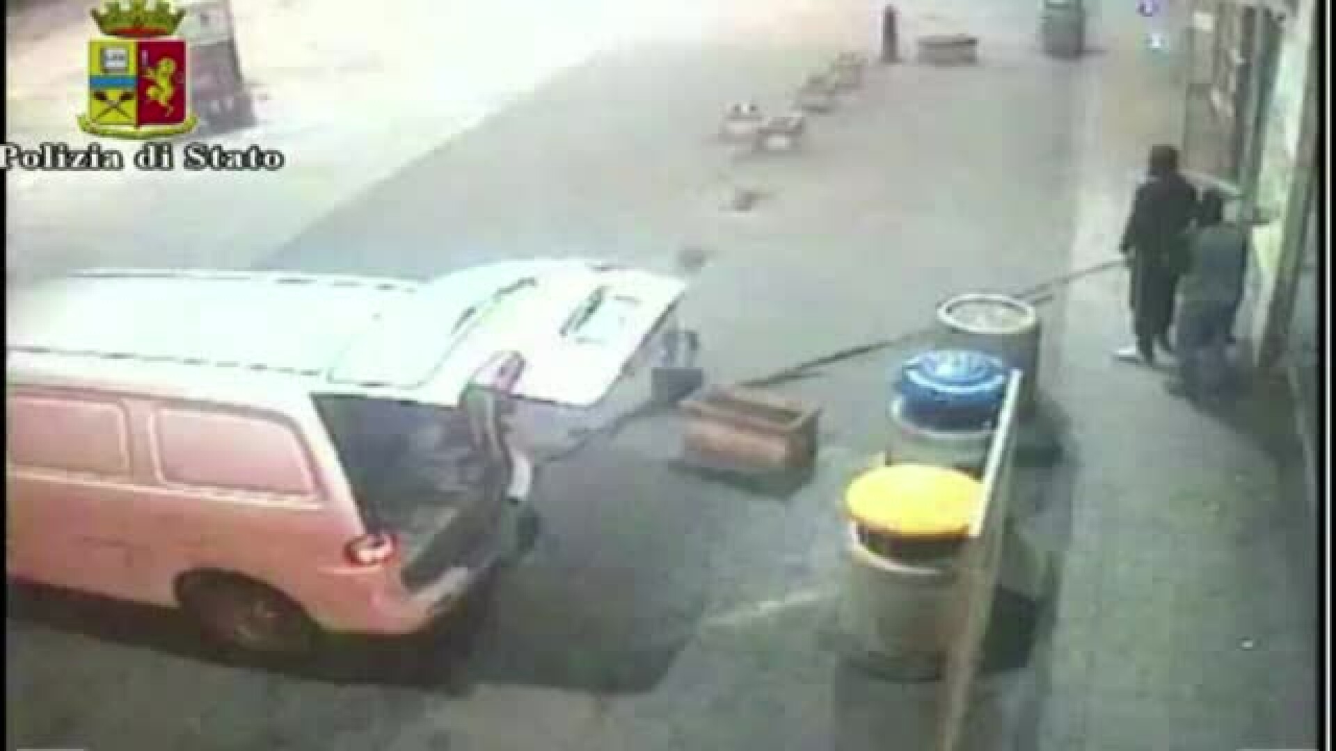 Imagini camera de supraveghere. Bancomat furat cu toporul si franghia ...