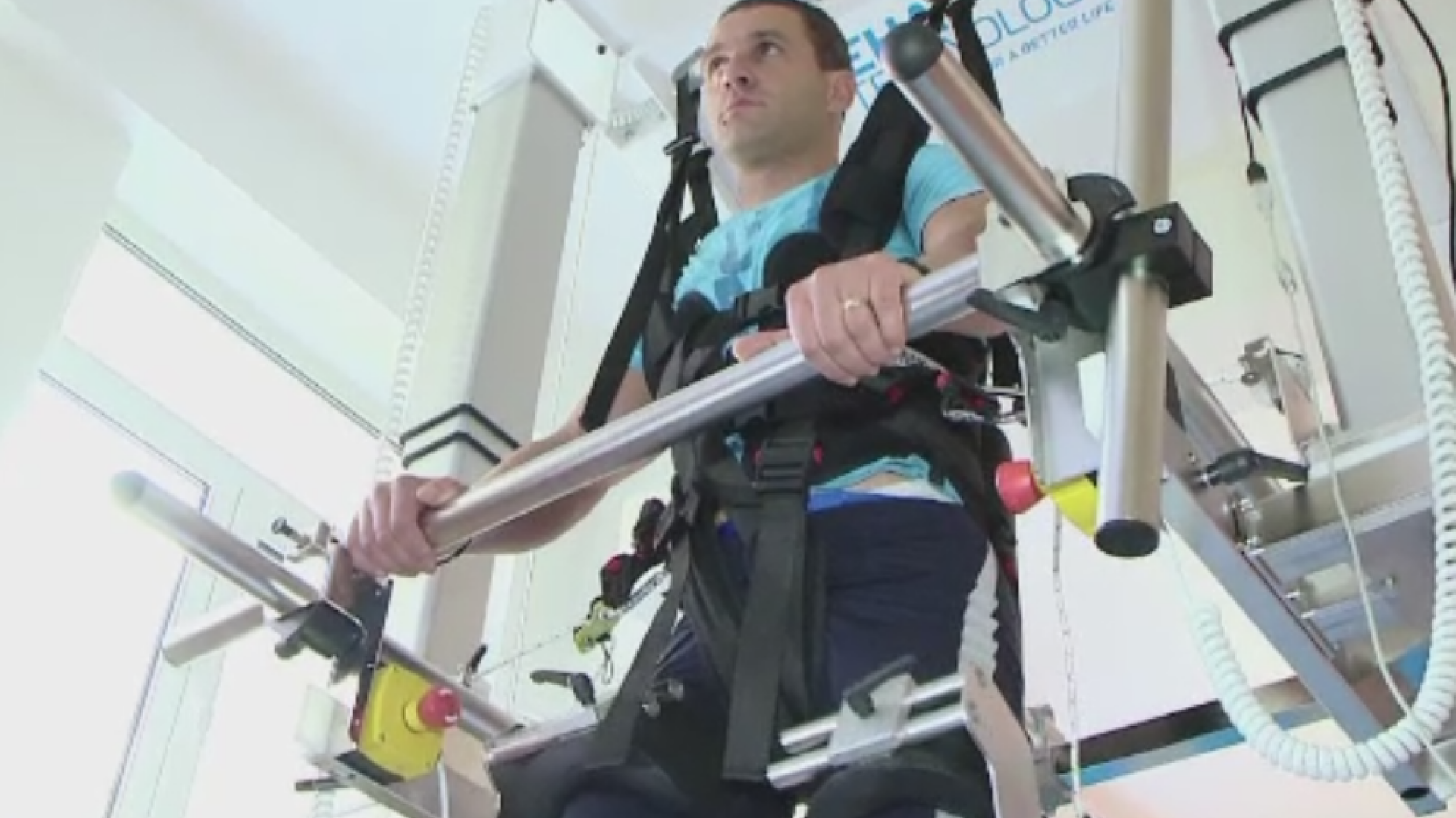 Un robot unic in Romania ajuta bolnavii paralizati din Iasi sa mearga ...