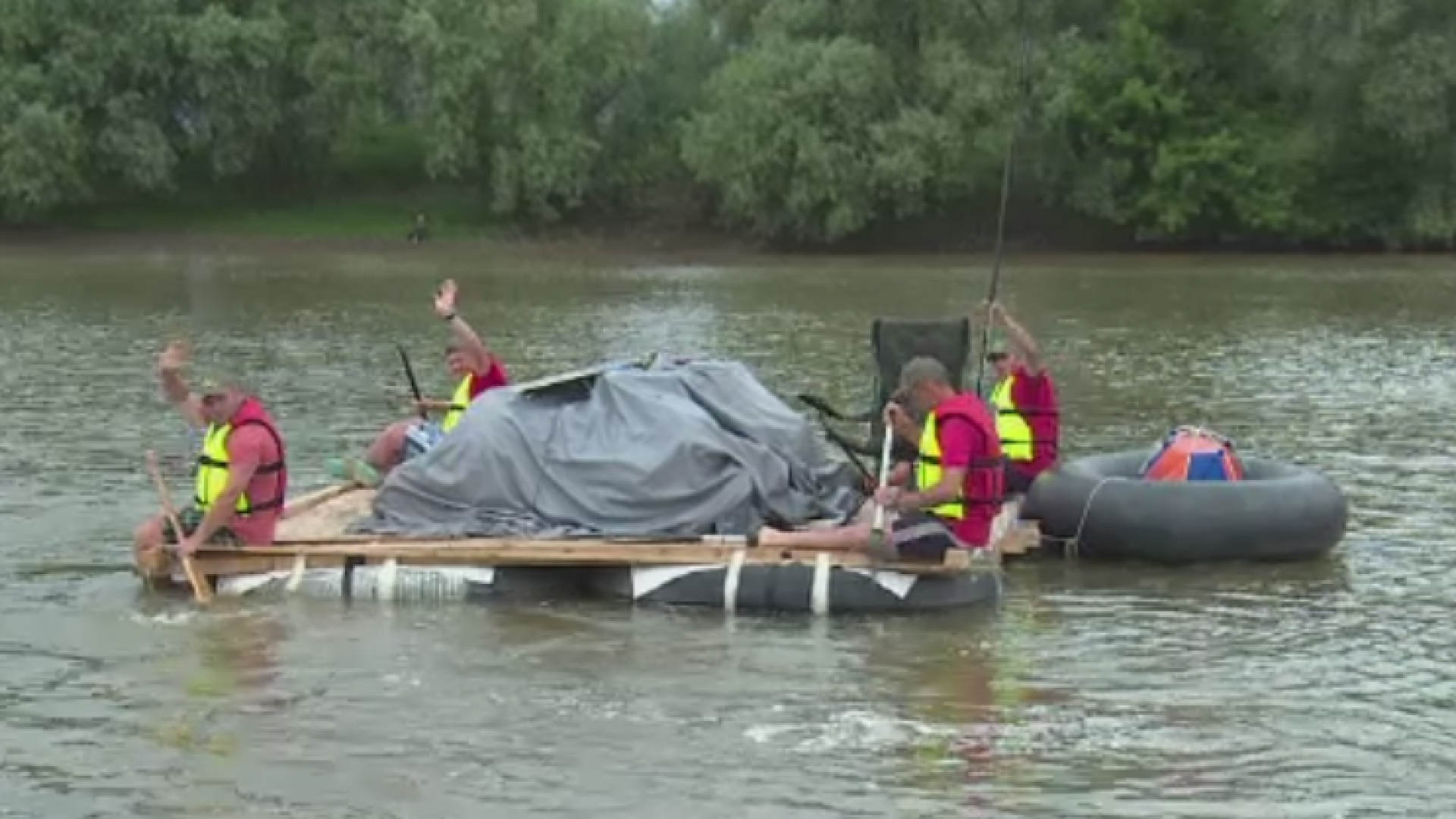 Expeditia inedita a patru tineri care au plecat cu pluta pe Mures ...
