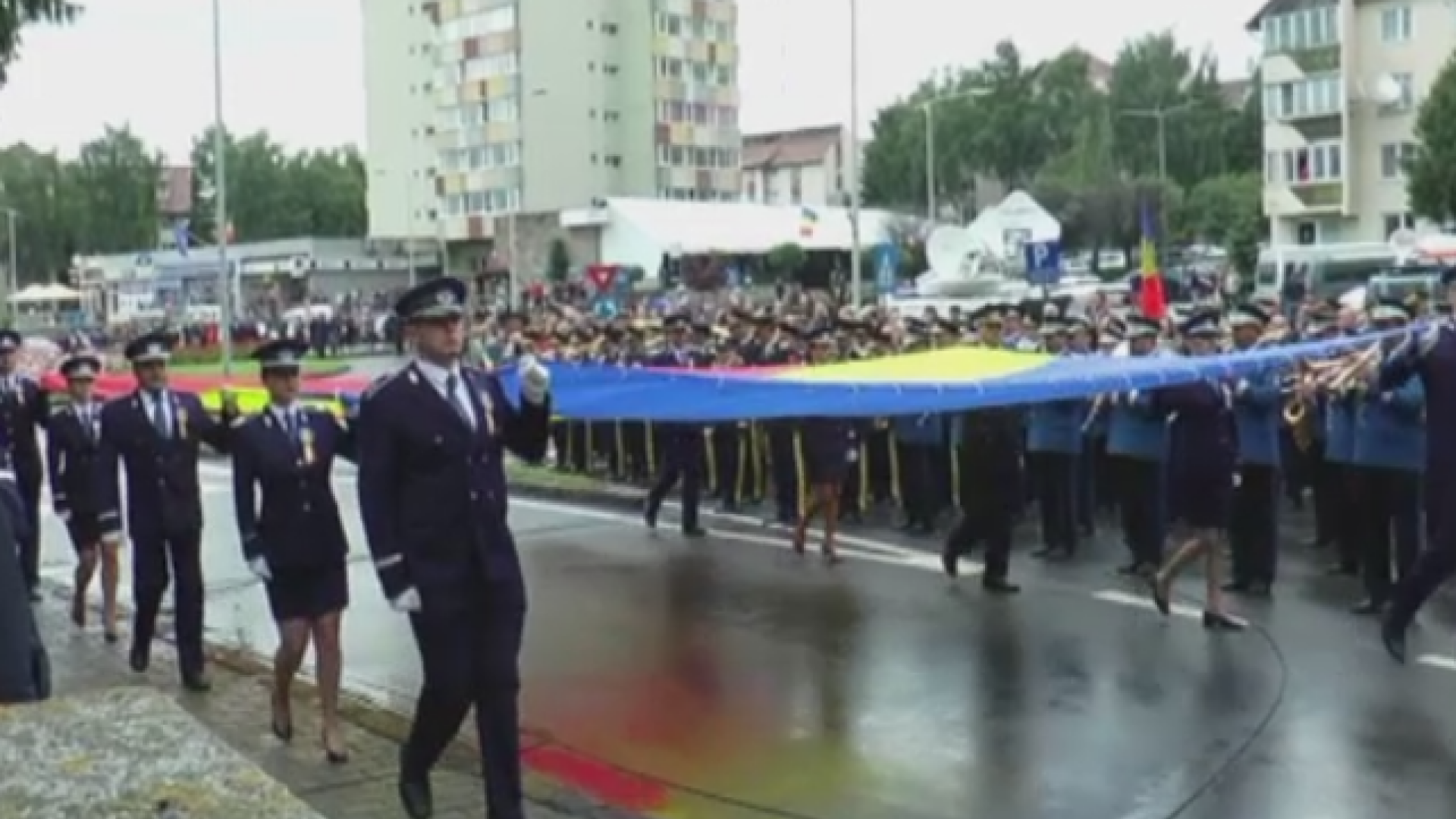 Cel mai mare drapel romanesc, arborat la Miercurea Ciuc cu ocazia ...