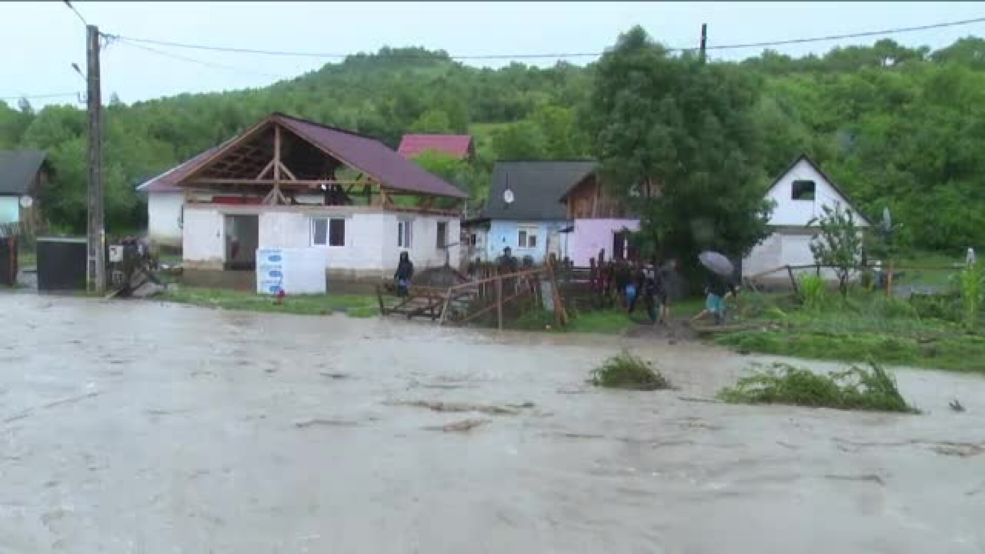 COD ROSU de inundatii in doua judete. Zeci de persoane au fost evacuate ...