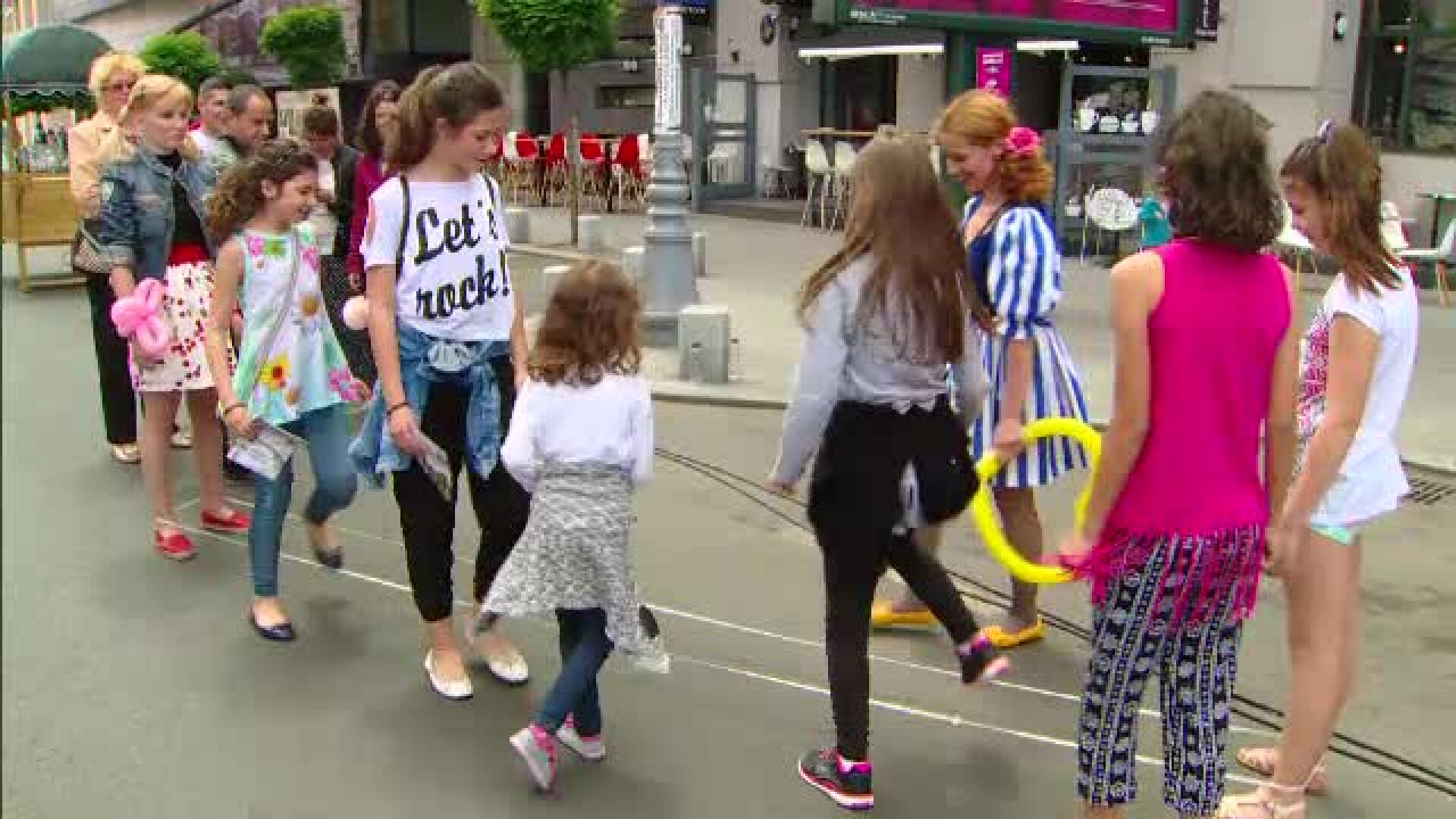 Calea Victoriei, pietonala pentru doua zile. Copiii au jucat elasticul ...