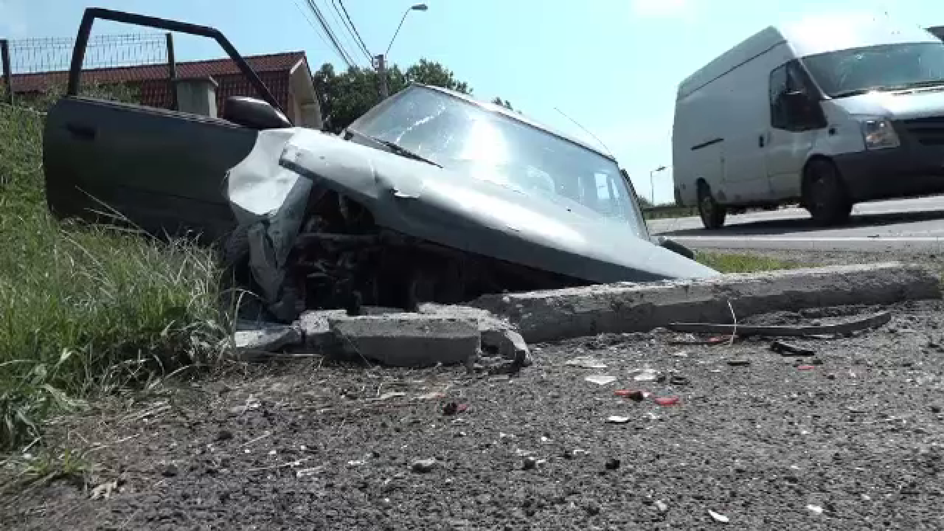 Un barbat in varsta de 68 de ani a intrat cu masina intr-un podet si a ...