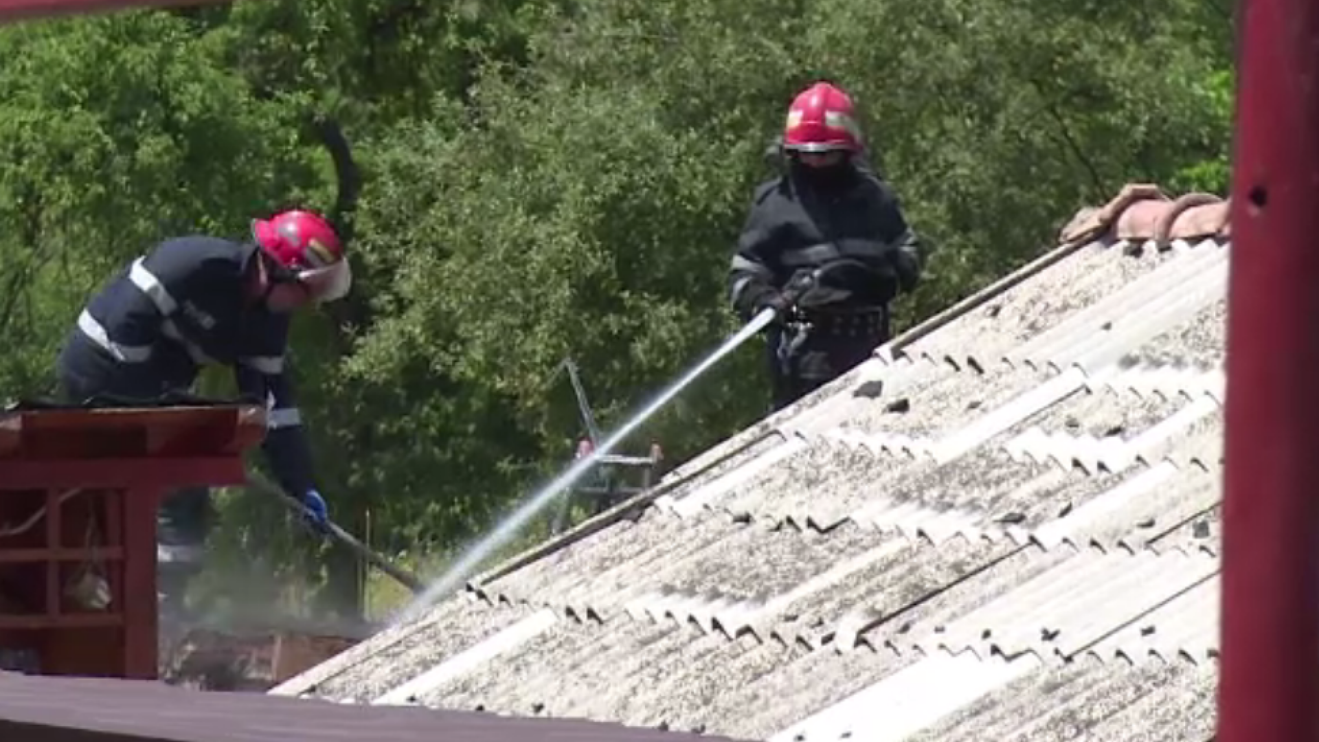 Vecinii au reusit sa-i salveze casa din calea focului. Cum a pornit ...