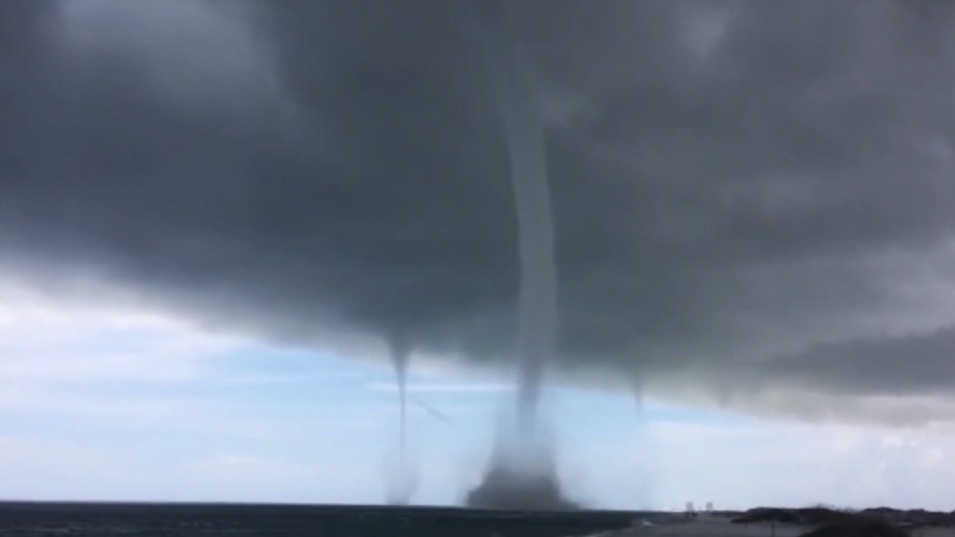 Fenomene extreme in SUA, aduse de furtuna tropicala Cindy. Trei trombe ...