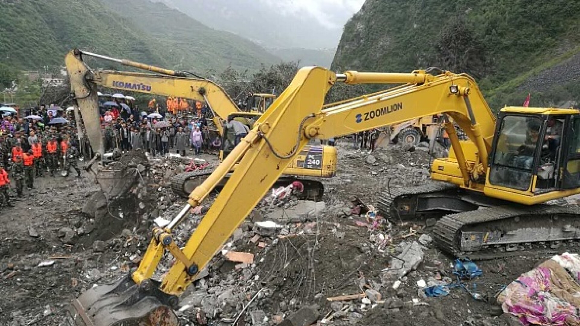 Sat din China, distrus complet de o alunecare de teren. Sunt cel putin ...