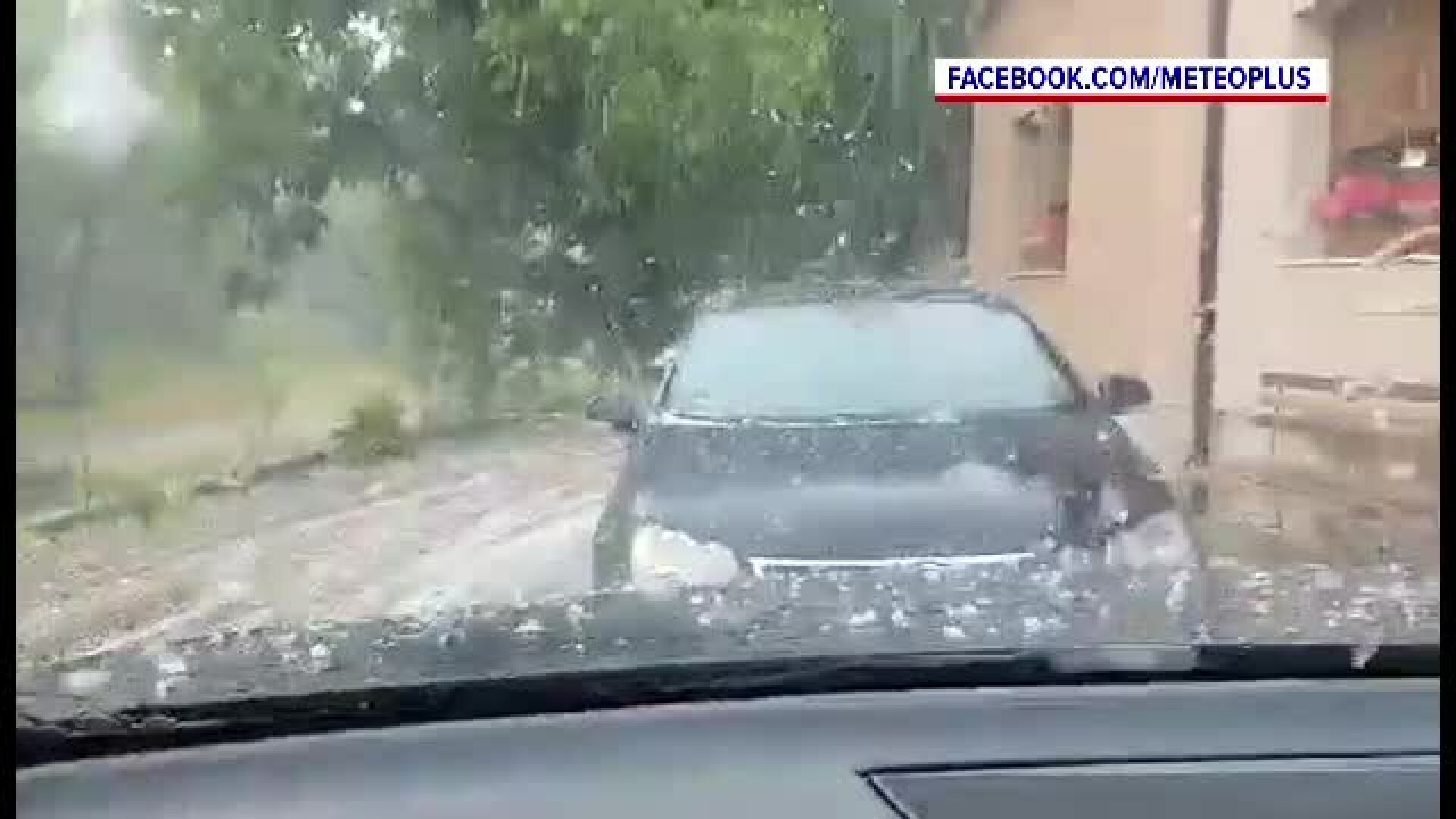 Furtuni violente și grindină în mai multe zone din țară. Un bărbat a ...