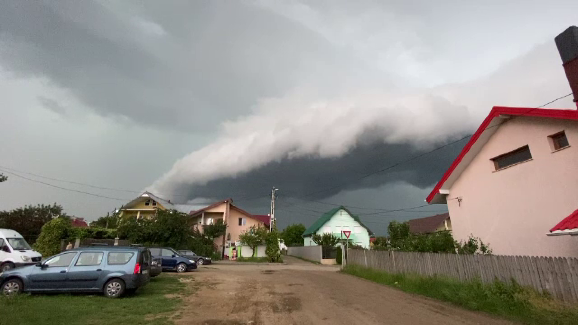 Furtuni și ploi torențiale, în mai multe regiuni din țară. Străzi ...
