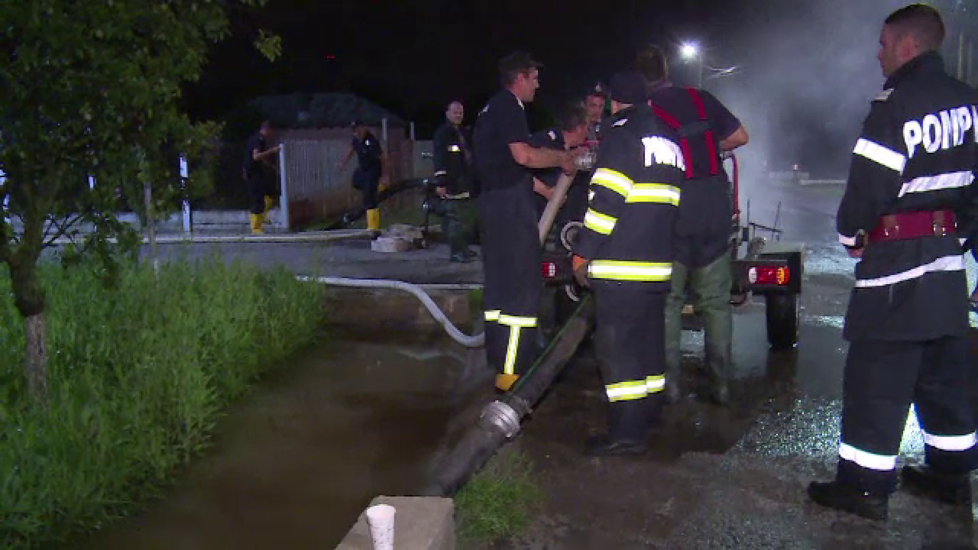 Furtuni violente lovesc diferite regiuni ale țării. Inundații și ...