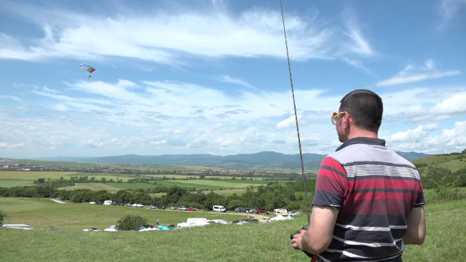 Iubitorii aeromodelismului și-au dat întâlnire la Râpa Roșie. Cerul a ...