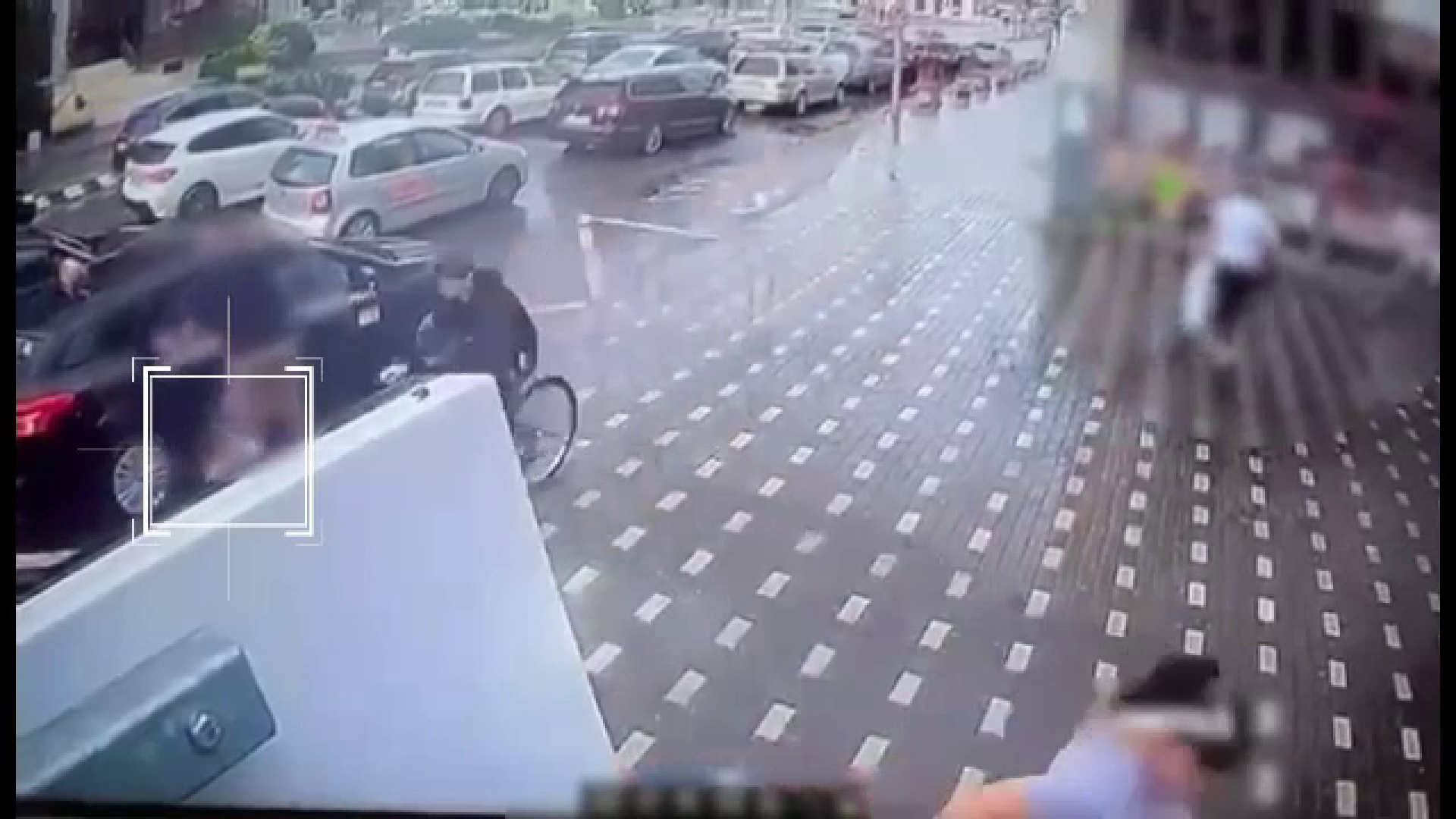 Un biciclist din Zalău a lovit în plin o fetiță care cobora din taxi ... Un biciclist din Zalău a lovit în plin o fetiță care cobora din taxi ...