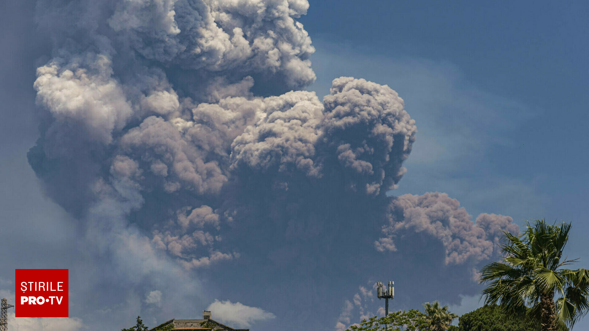 Imagini dramatice de la erupția vulcanului Etna. Turiștii, filmați în ...