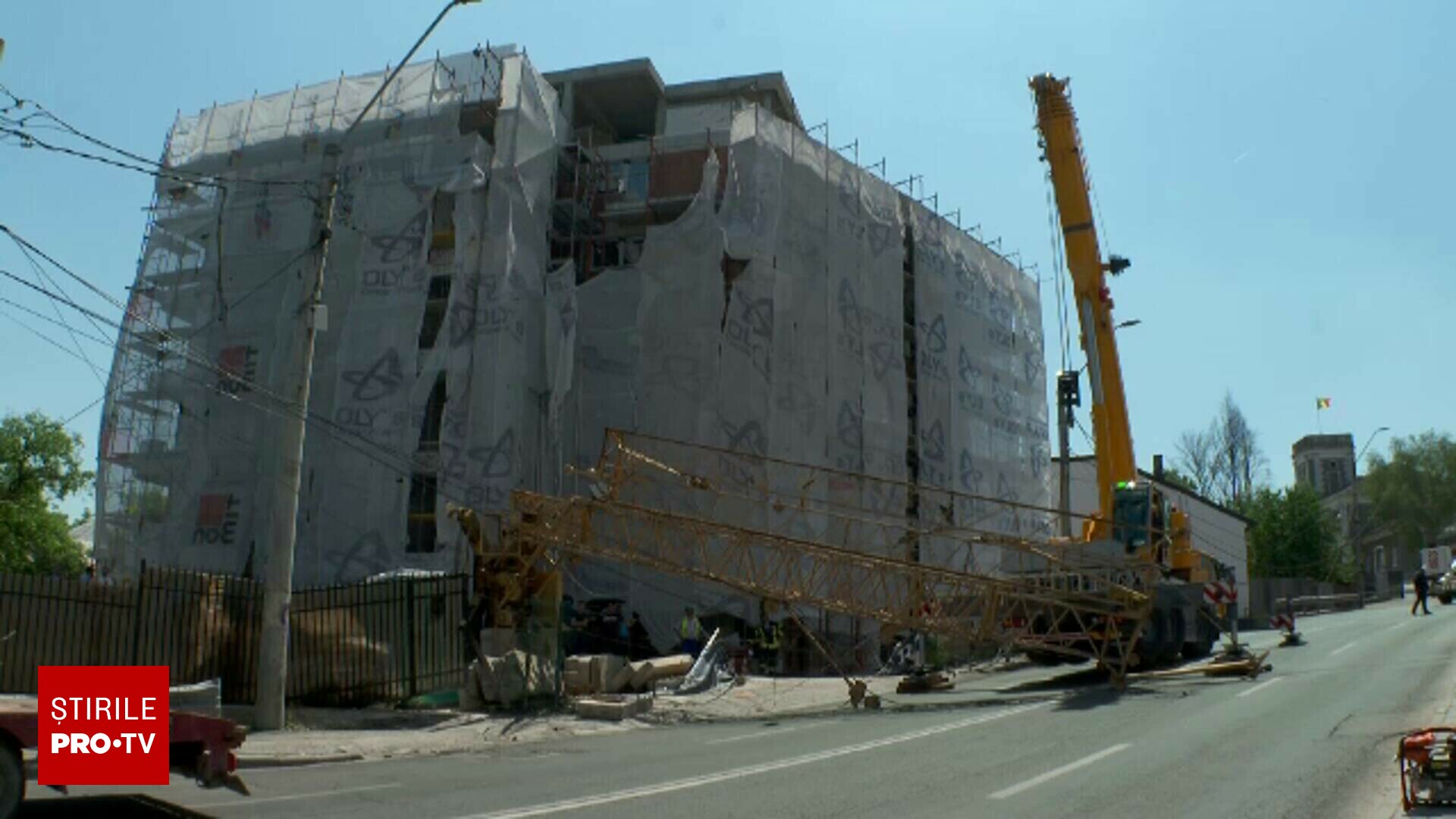 O macara s-a prăbușit în mijlocul unei șosele din Pitești. Primăria a ...