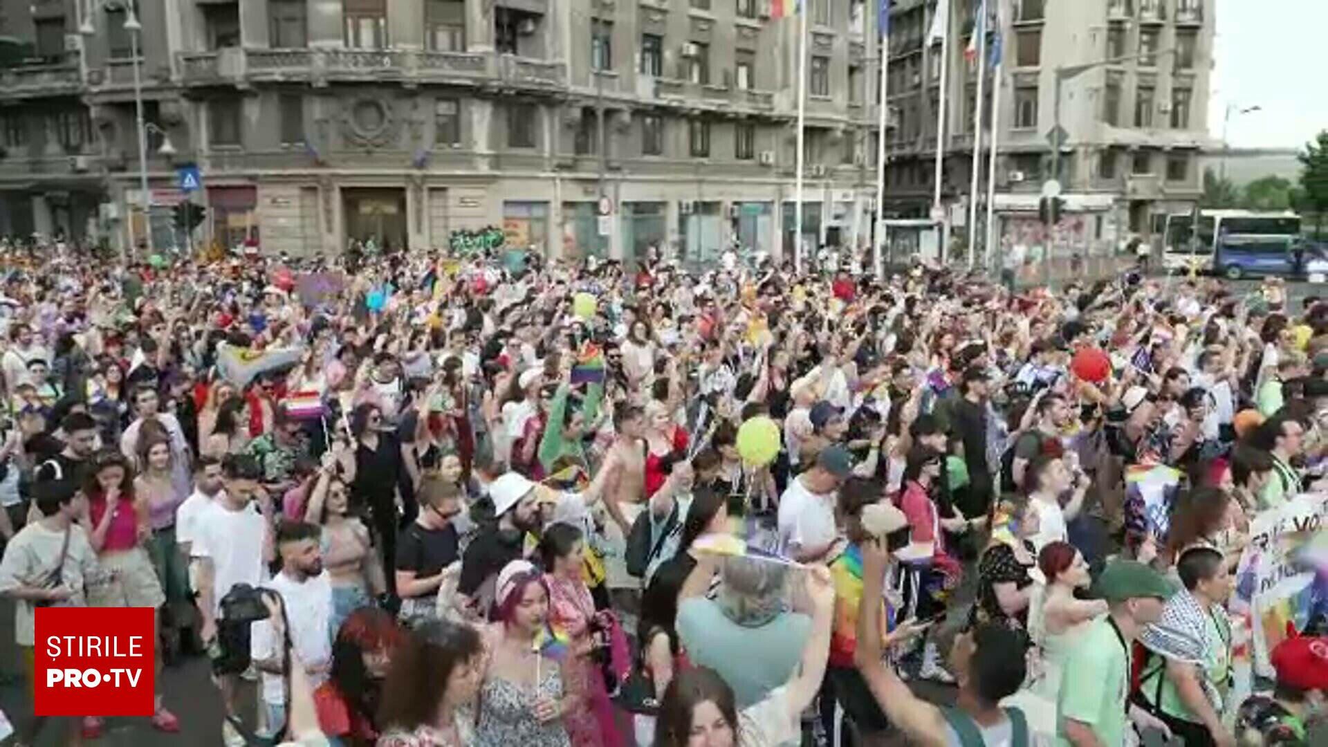 Mii de oameni au participat la Bucharest Pride. O tânără a venit gata mireasă pentru a-și găsi ...