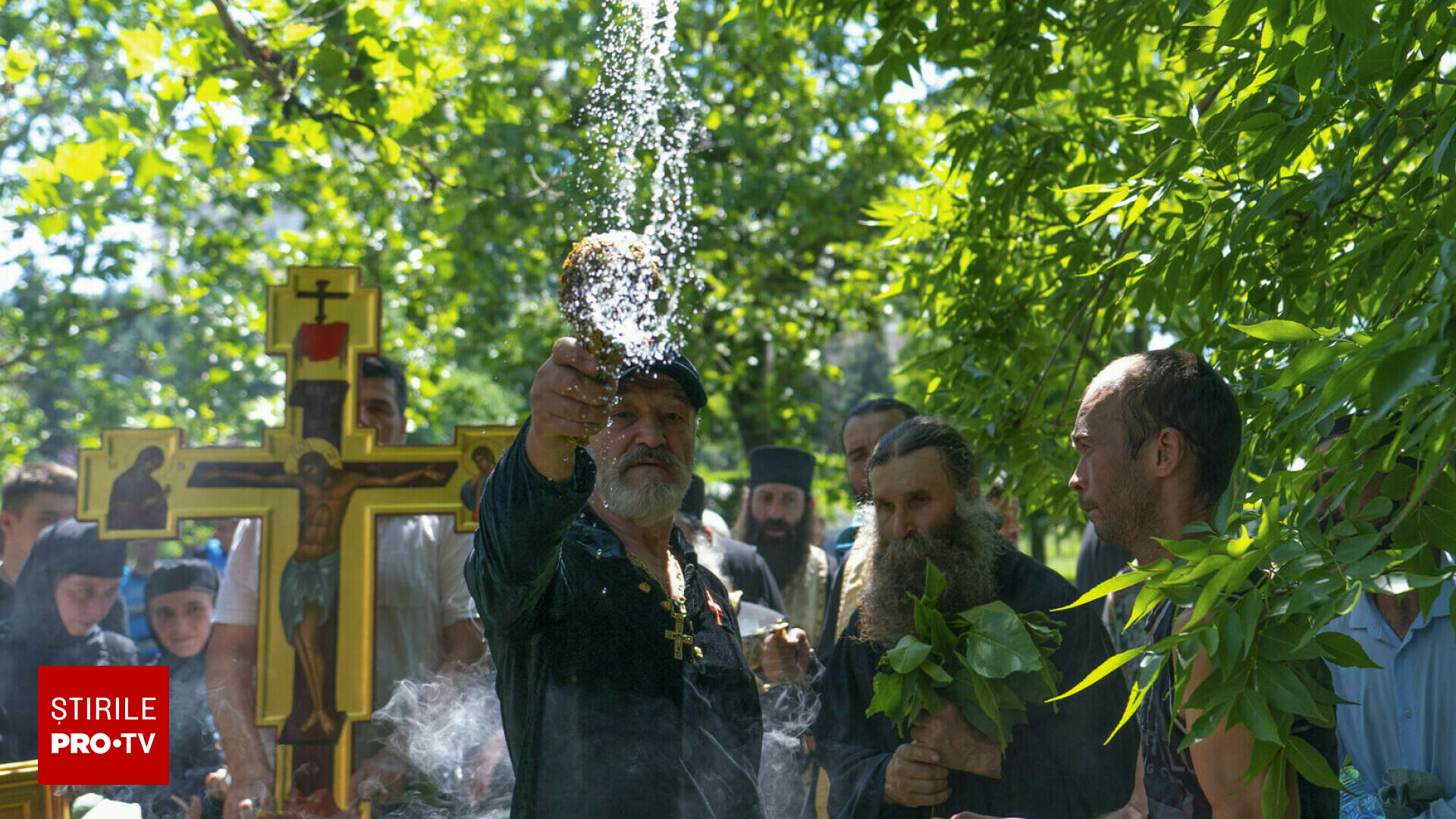 Gigi Becali a apărut cu o cruce uriașă și agheasmă pe Calea Victoriei, după Bucharest Pride ...
