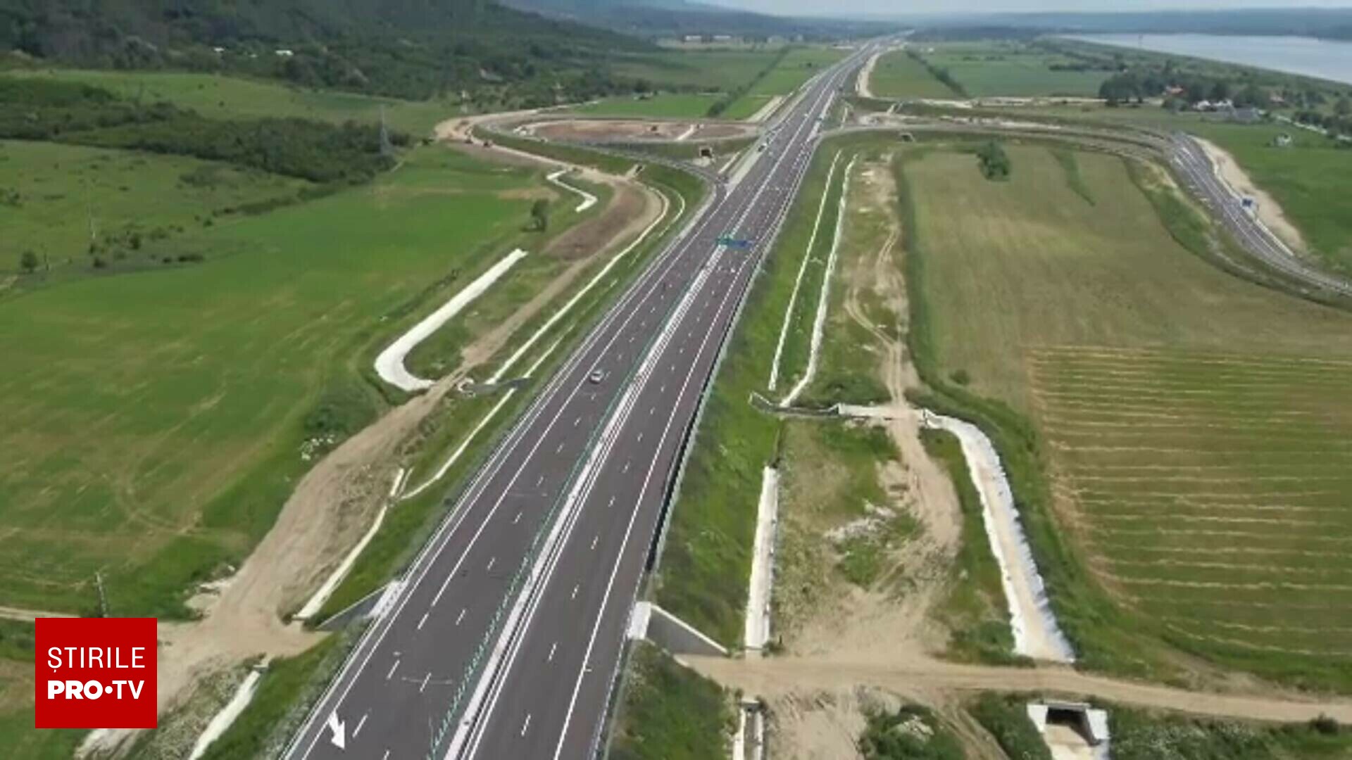 Reacția primului șofer care a mers pe cel mai nou tronson de autostradă din România. „Chiar îmi ...