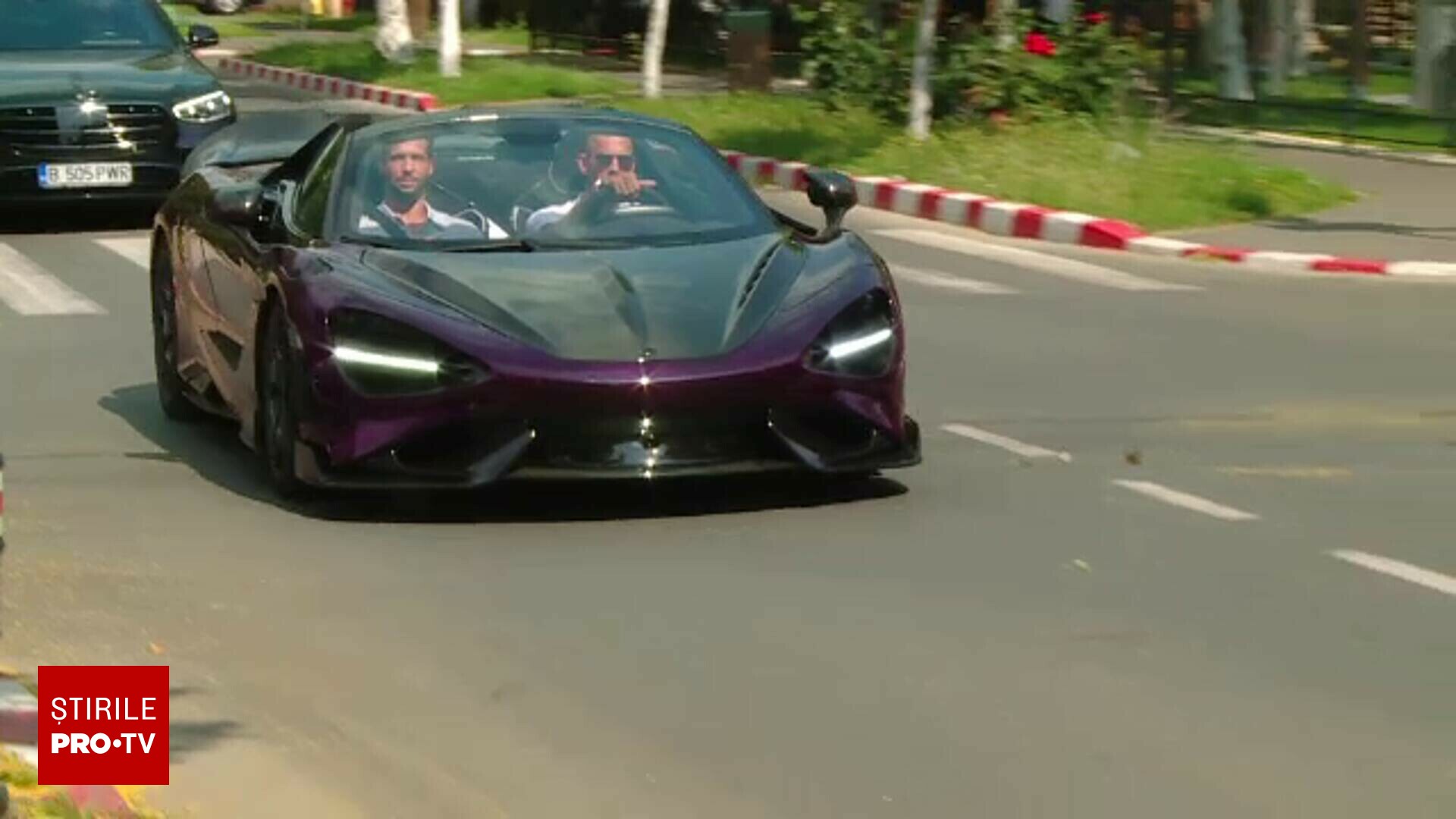 Cum s-au prezentat frații Tate la sediul poliției din Voluntari. Andrew ...