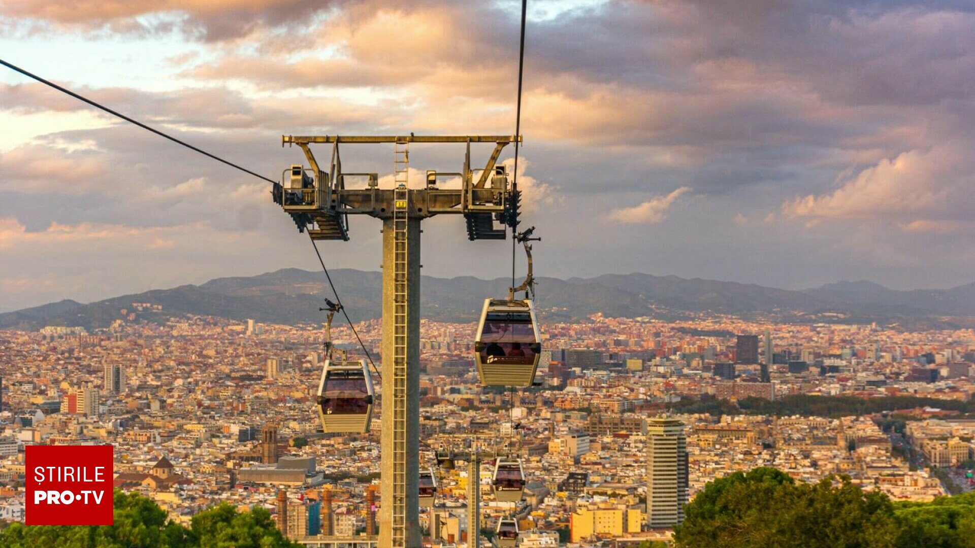 Zeci de persoane au rămas blocate ore întregi într-o instalație pe ...