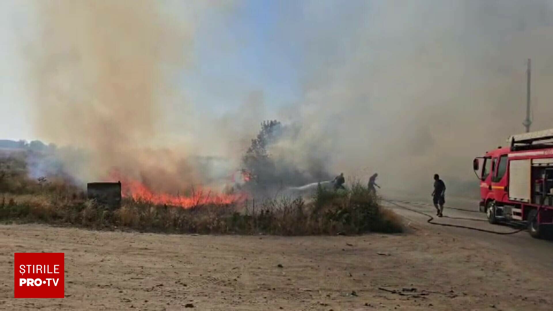 Incendiu puternic de vegetație la marginea Craiovei. A fost emis mesaj RO-Alert din cauza ...