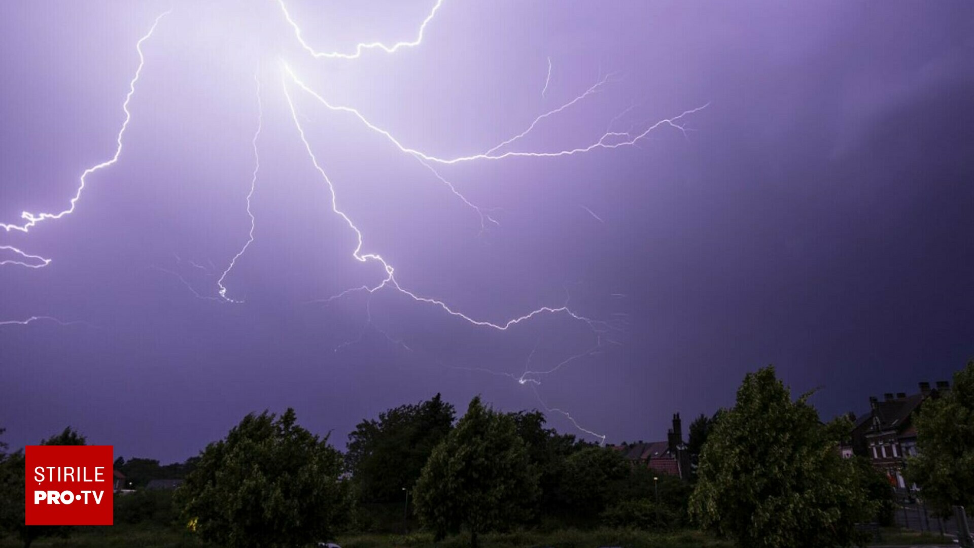 Franța, devastată de furtuni violente. Vijeliile au măturat 40 de ...