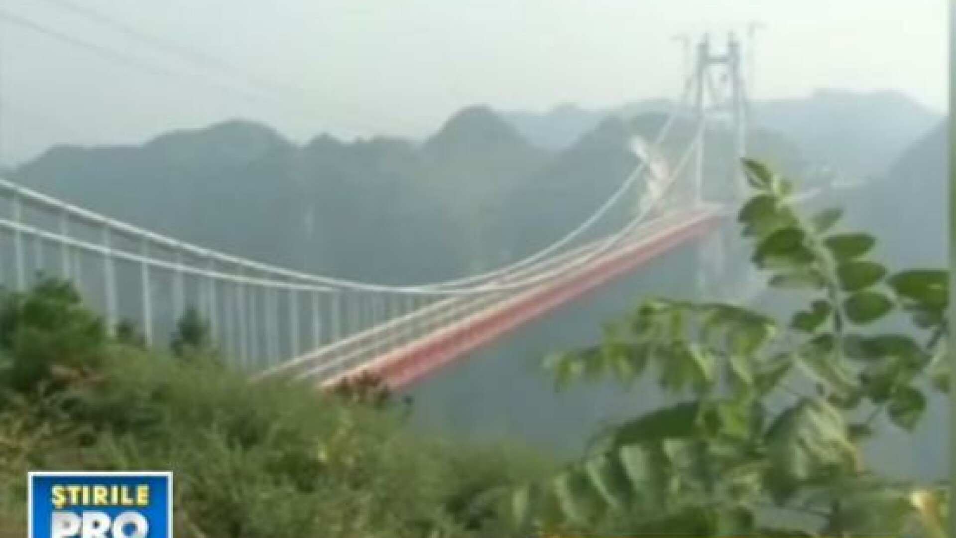 Chinezii uimesc din nou lumea. Cel mai lung pod suspendat, intre 2 ...