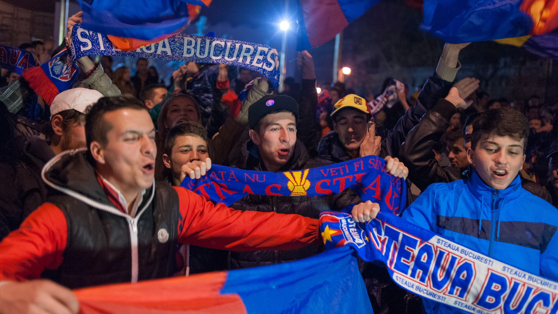 Stelistii au luat cu asalt Piata Universitatii: cum au sarbatorit fanii ... Stelistii au luat cu asalt Piata Universitatii: cum au sarbatorit fanii ...