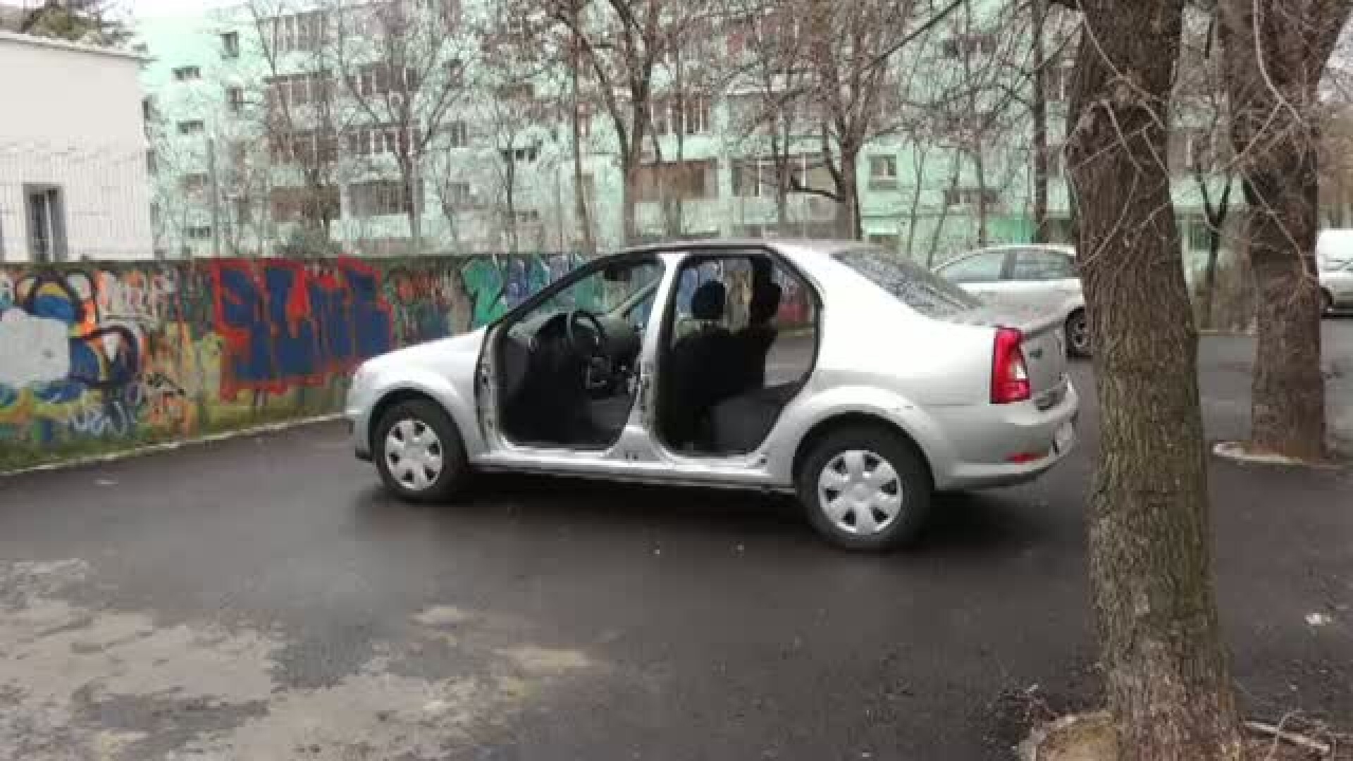 Hotii de masini au atins un nou nivel. Dezmembreaza o masina si fura ...