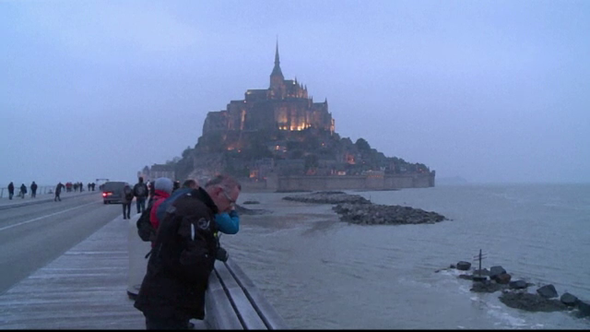 "Mareea secolului" a inconjurat cu apa o manastire construita pe o ...