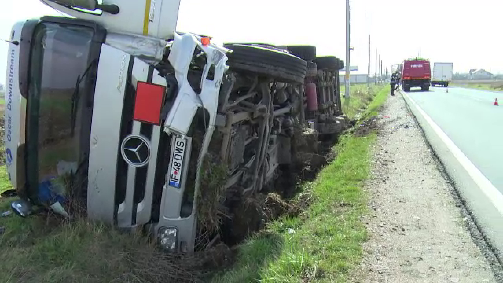 O cisterna cu 30 de tone de motorina s-a rasturnat pe DN71. Soferul a ...