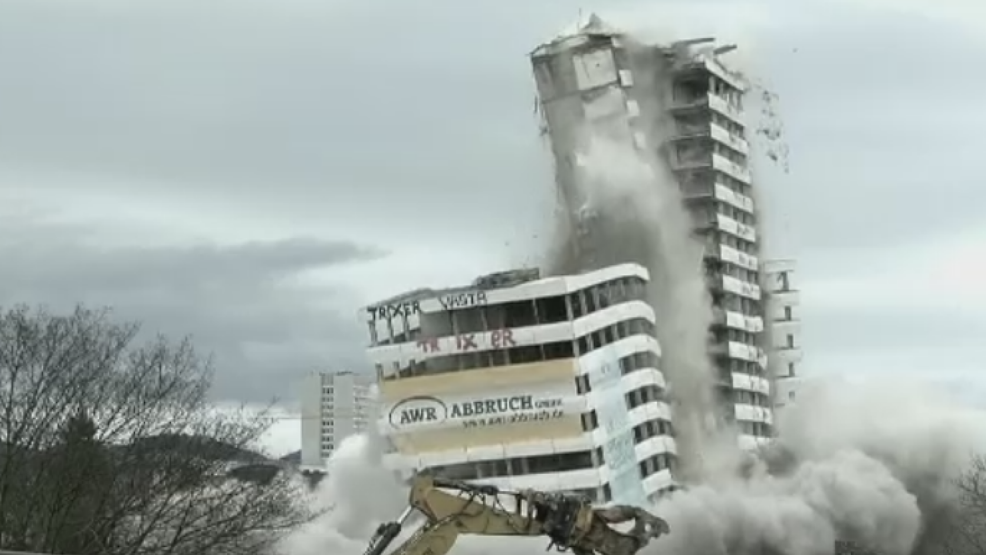 O cladire simbol a orasului german Bonn, demolata prin explozii ...