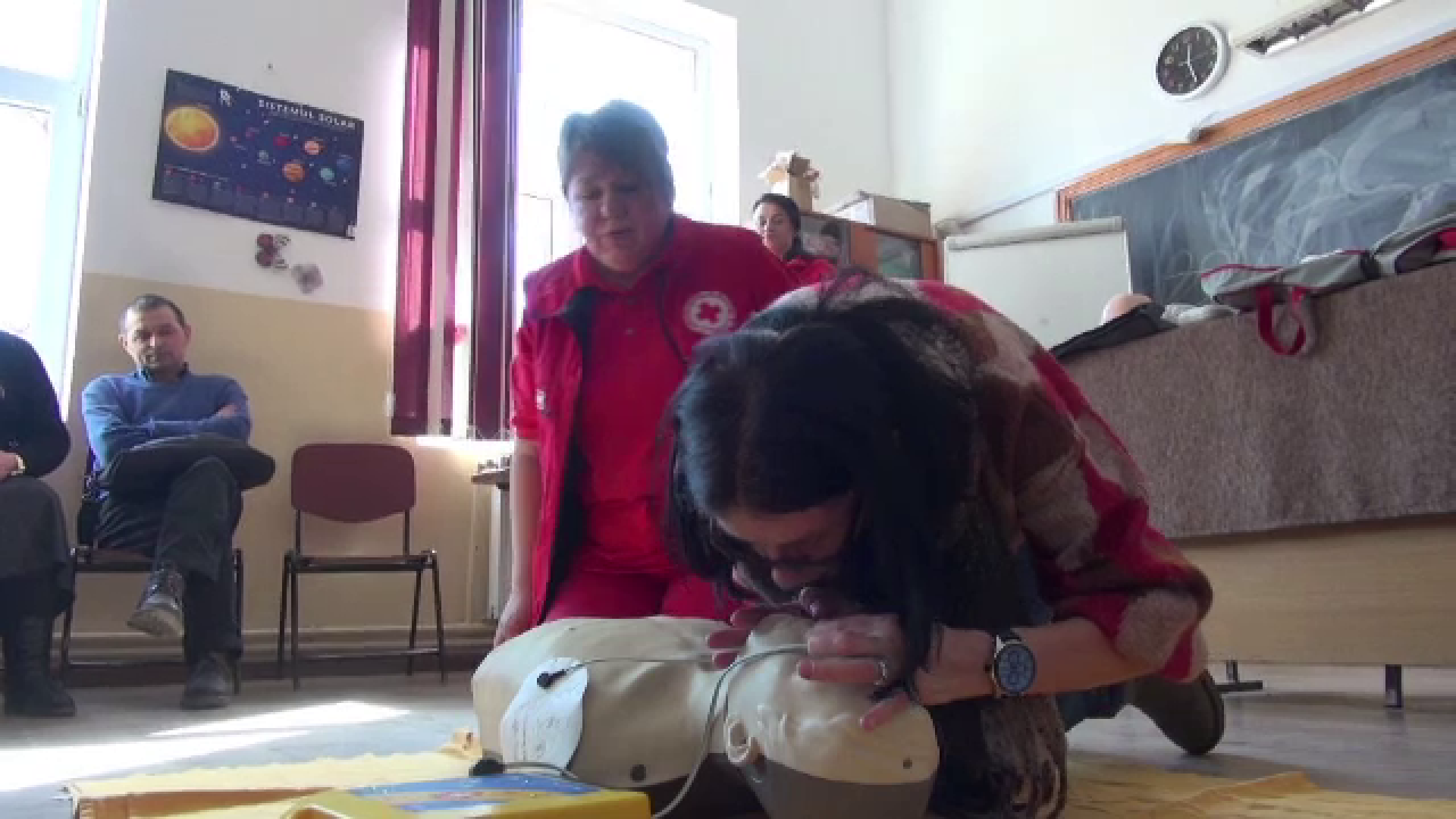 Voluntarii de la Crucea Roșie au început o campanie în școli prin care învață elevii și ...