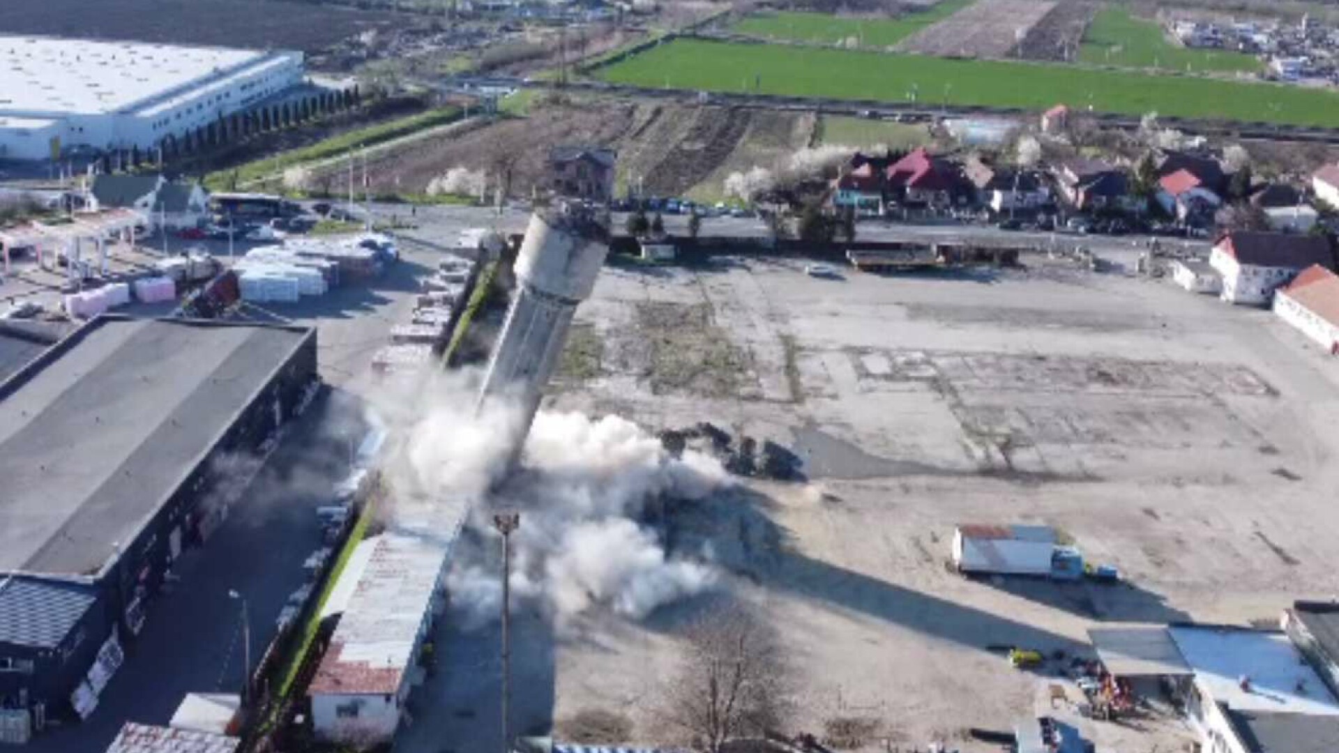 Turn de apă înalt de 30 de metri, demolat cu 10 kg de explozibil ...