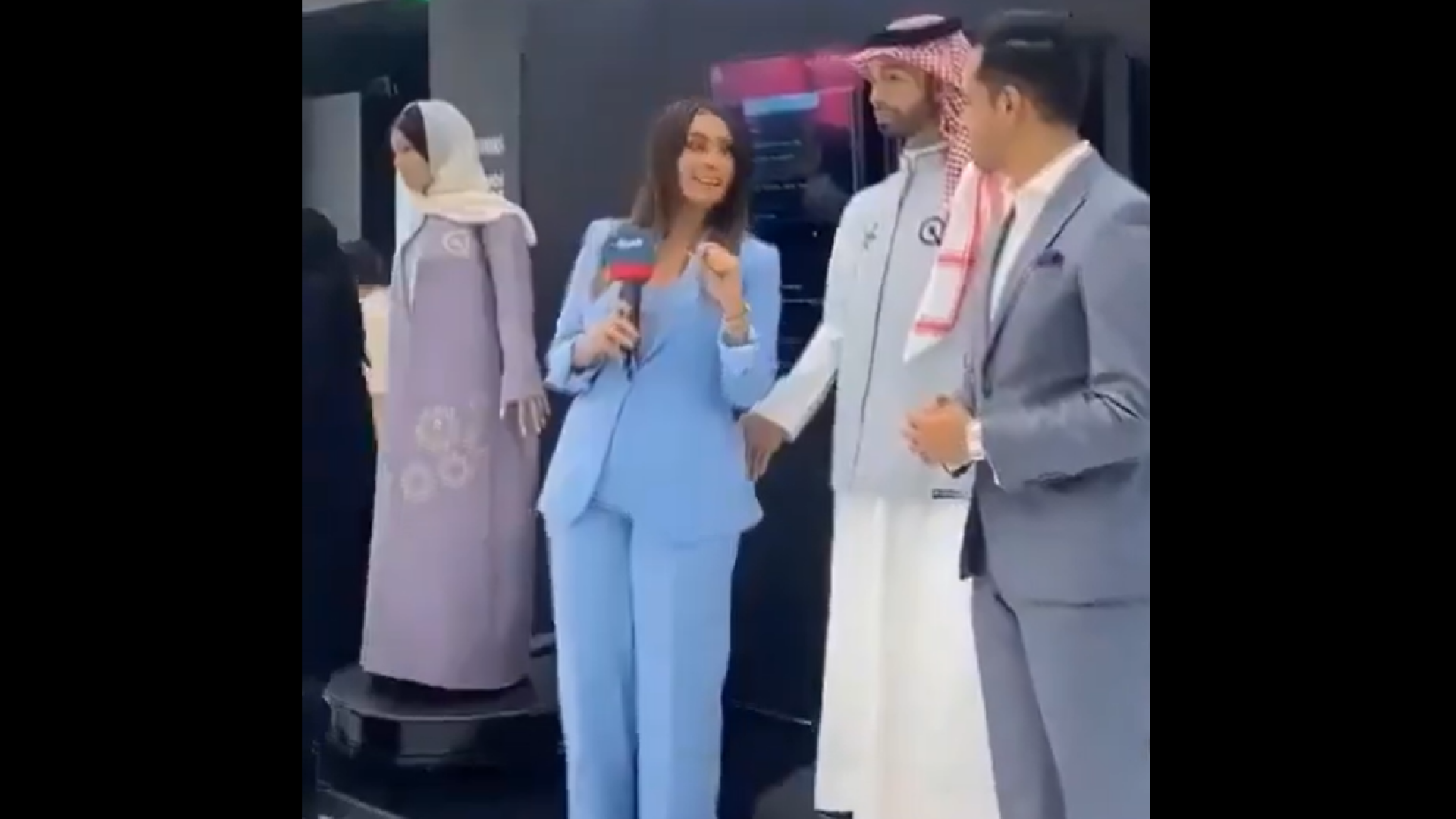 Muhammad, primul robot umanoid arab, a pus mâna pe fundul unei femei la ...