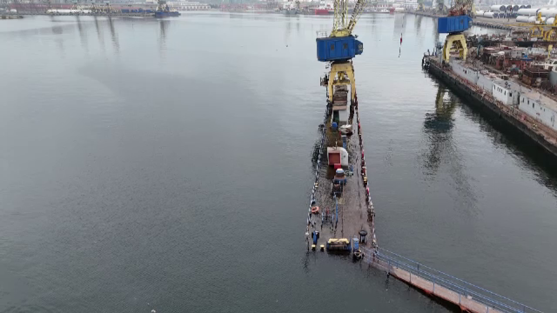 Un doc plutitor pe care se aflau opt muncitori s-a scufundat brusc în ...