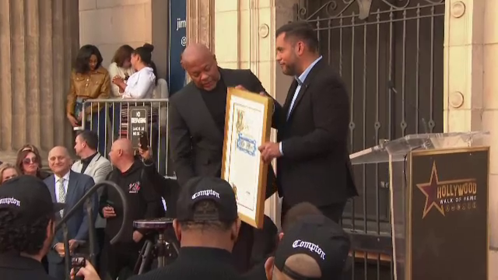 Dr. Dre a primit o stea pe faimosul Hollywood Walk of Fame. Sute de ...