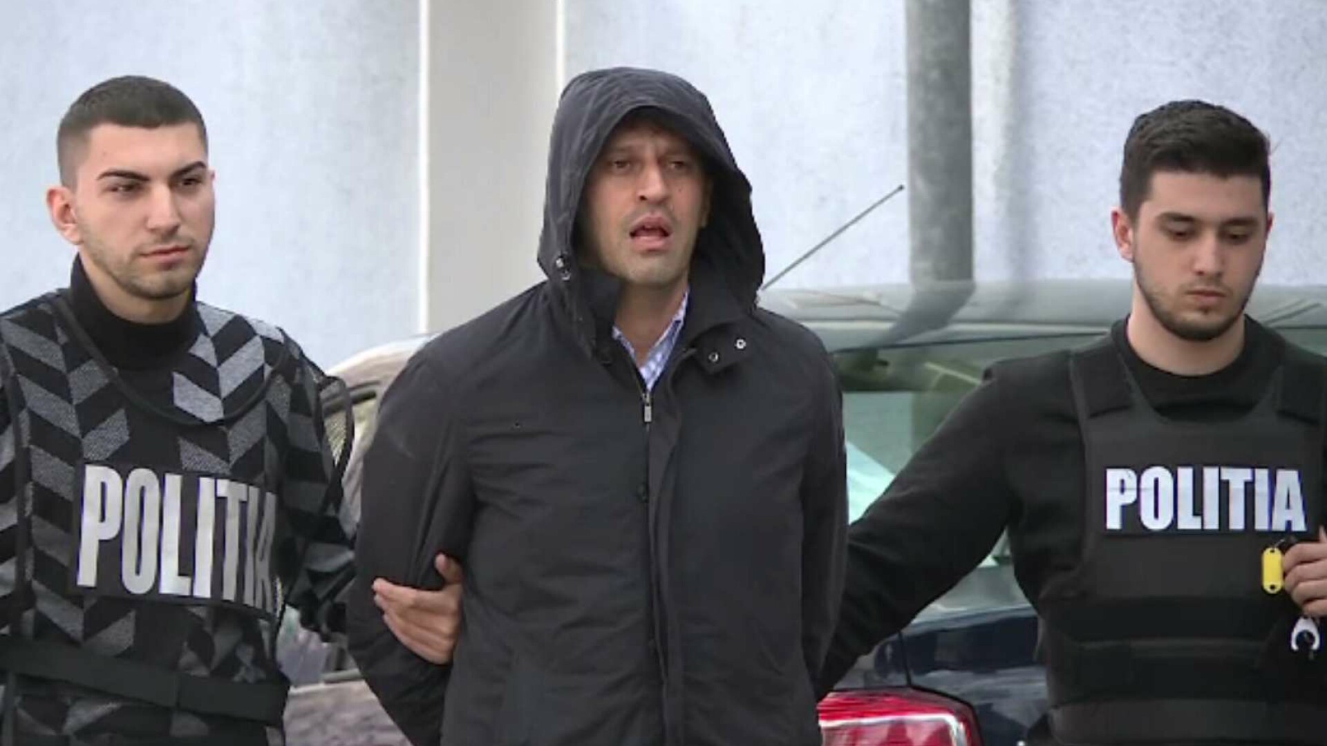 Filmul acțiunii Poliției la Chiajna, cu individul care și-a sechestrat fosta iubită. Noaptea a ...