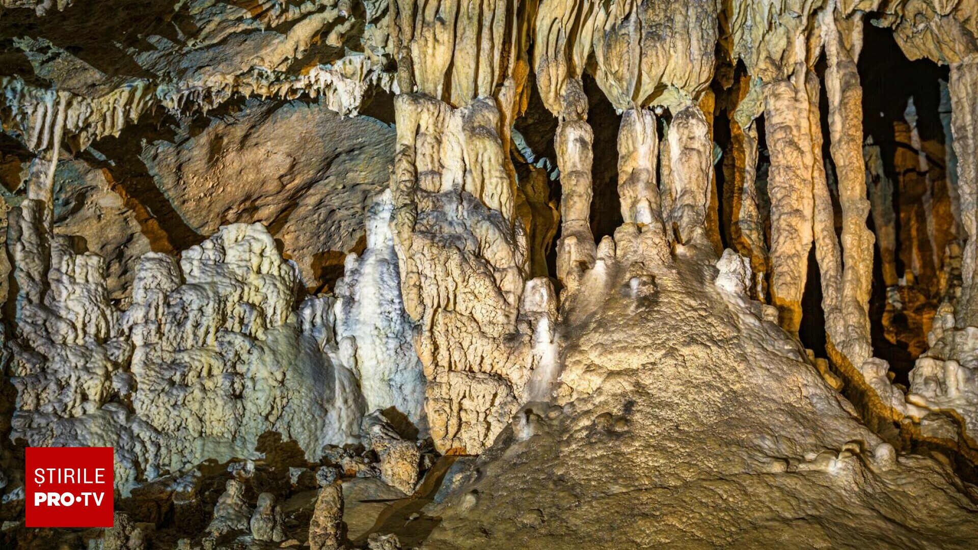 Peștera Muierii - legendele acestui loc. Cum ajungi, cât costă intrarea ...