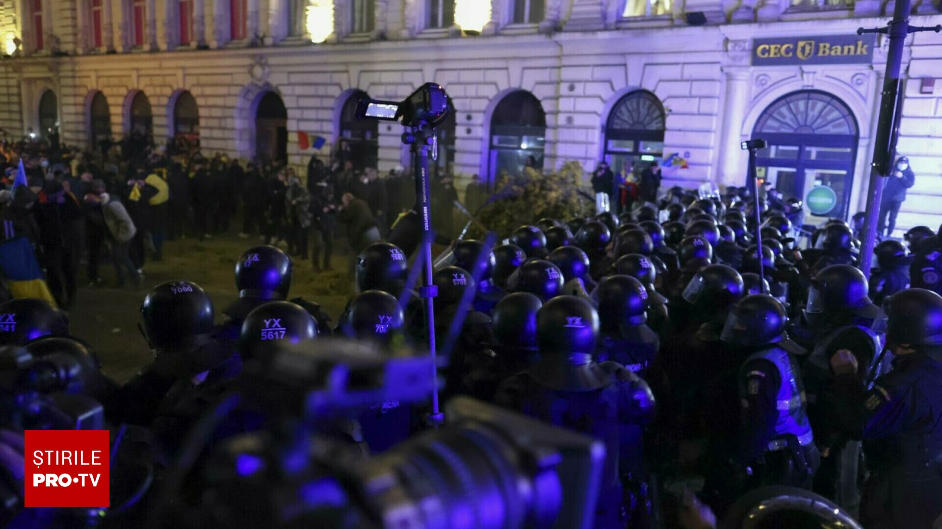 Cum au izbucnit violențele în centrul vechi, în fața BEC, pornind de la ...