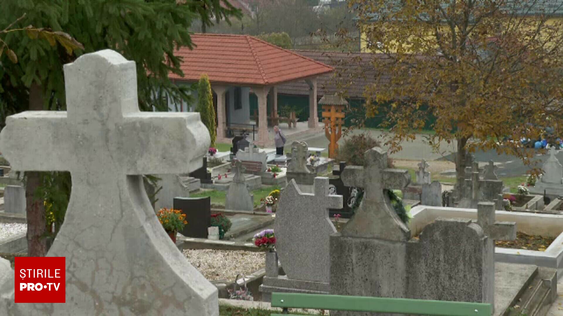 Un pensionar din București a fost păcălit de falși preoţi cu peste 300. ...