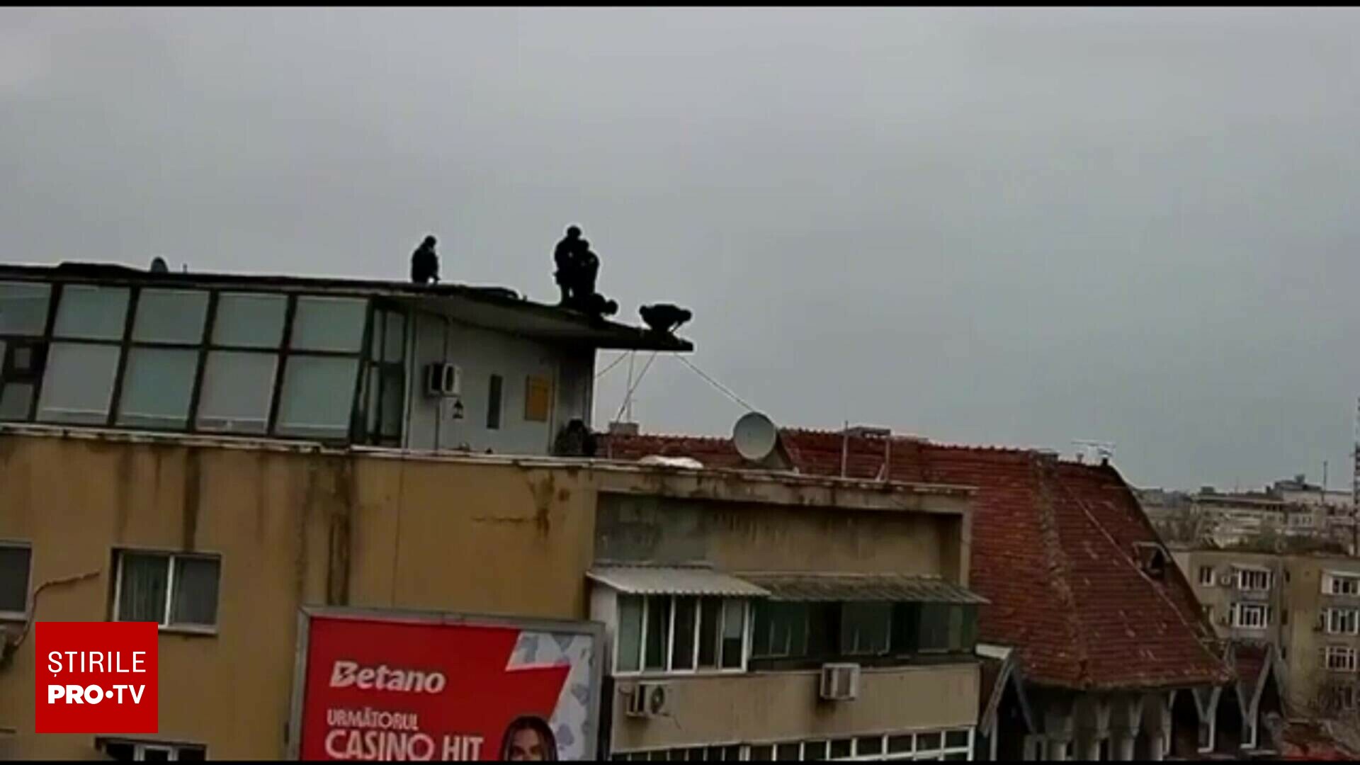 „Lunetist” surprins pe un bloc din București. Ce au aflat luptătorii ...