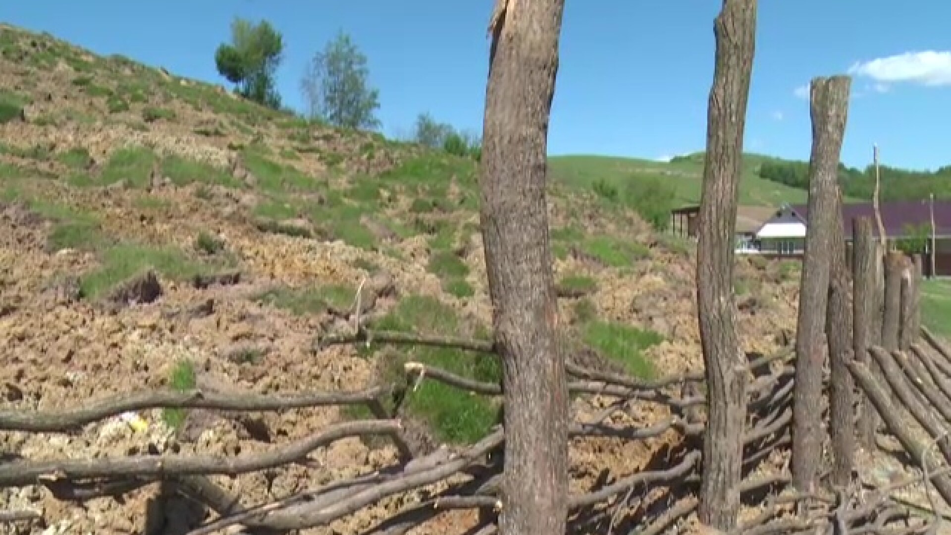 Localnicii dintr-un sat vasluian se tem ca alunecarile de teren le vor ...