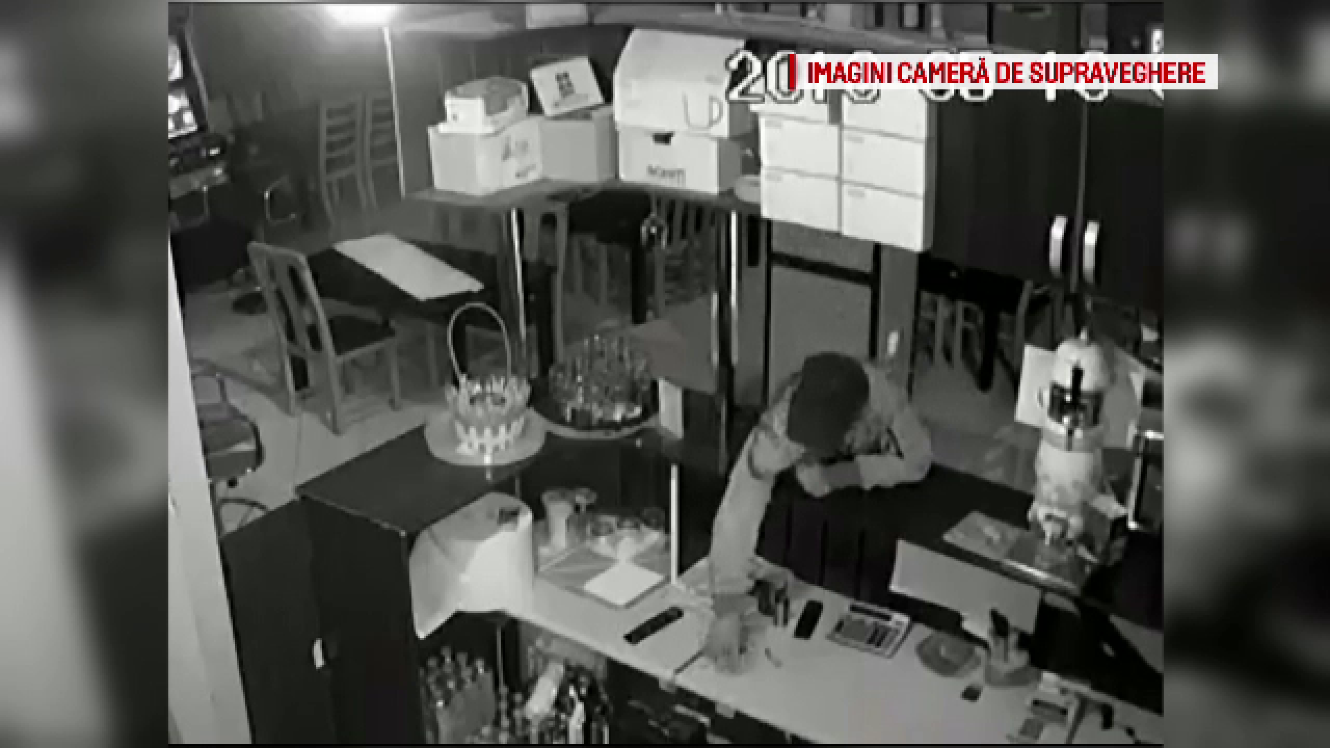 Hoț, surprins de camerele de supraveghere când fură un telefon dintr-un ...