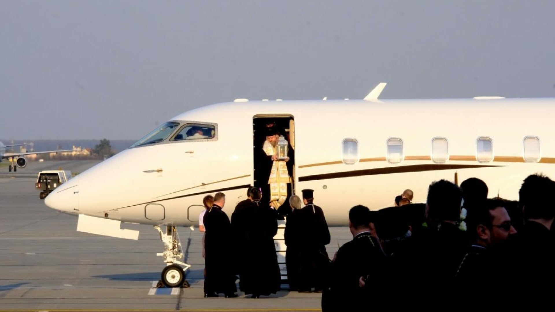 Lumina Sfântă din Ierusalim a ajuns în România: ”Are o mare putere ...