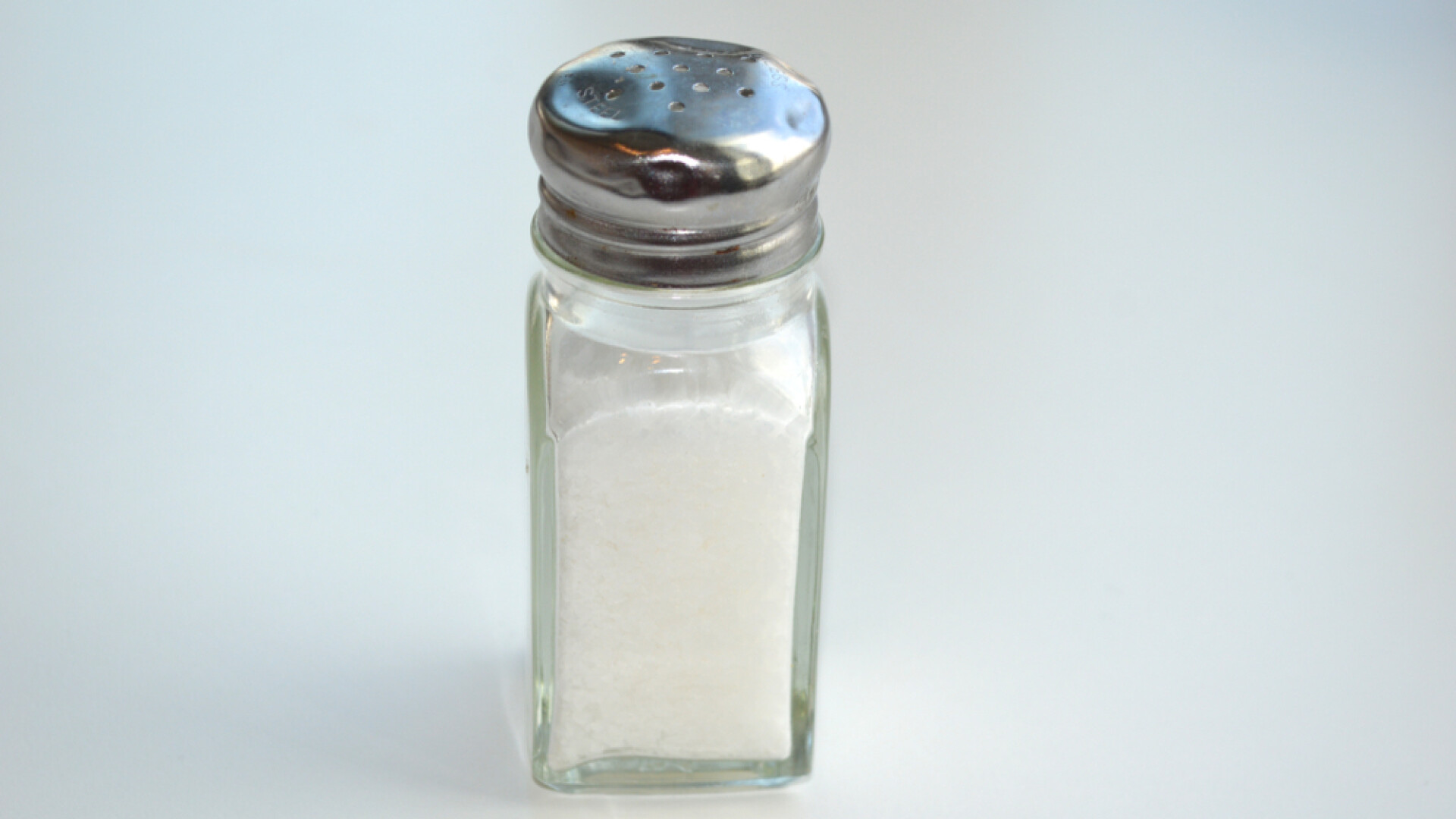 Nu am hipertensiune, limitez sau nu consumul de sare? Ce spun medicii ...