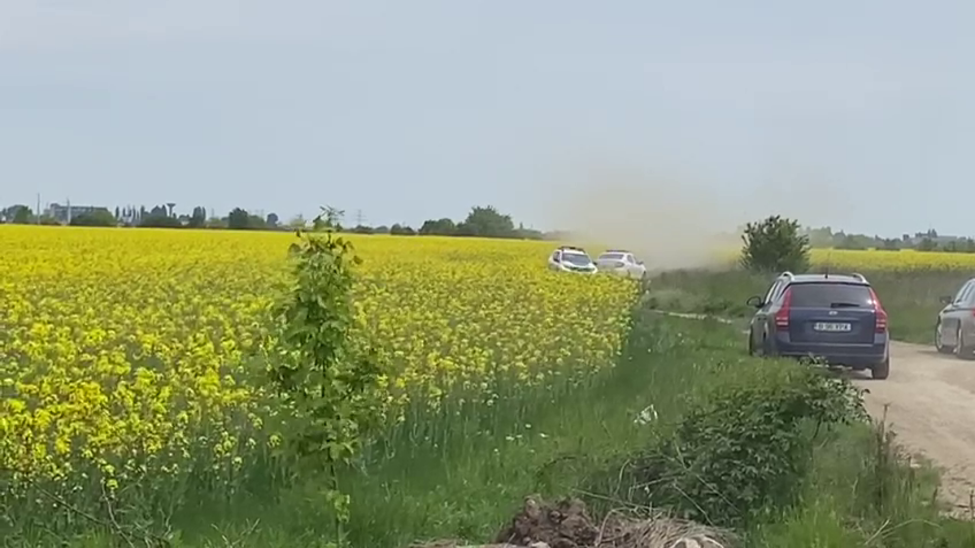 Maşină arsă, cu fragmente de oase umane în interior, descoperită pe un ...