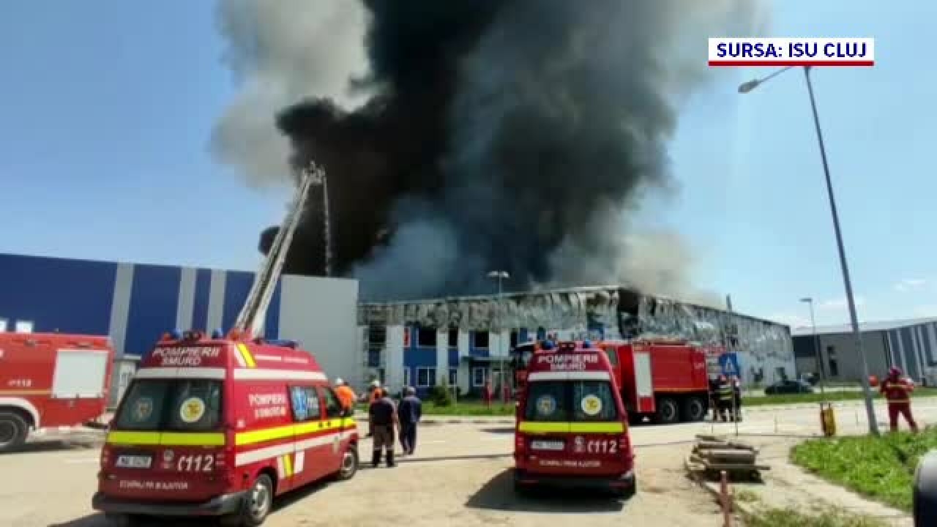 Incendiu la o hală cu materiale inflamabile din Dej. Pagubele sunt ...