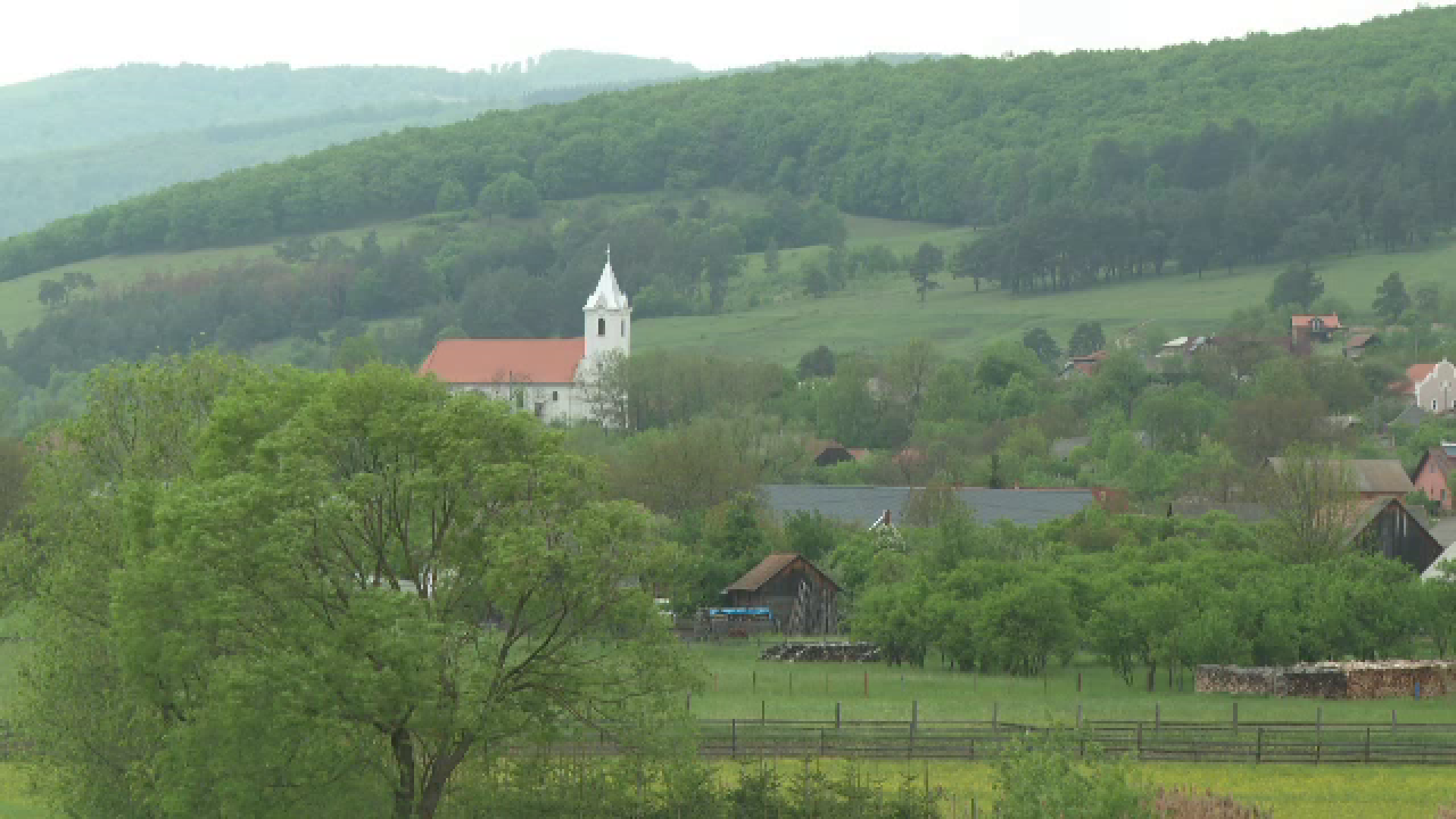 Satul din România în care timpul a stat în loc. Cât costă o noapte de ...