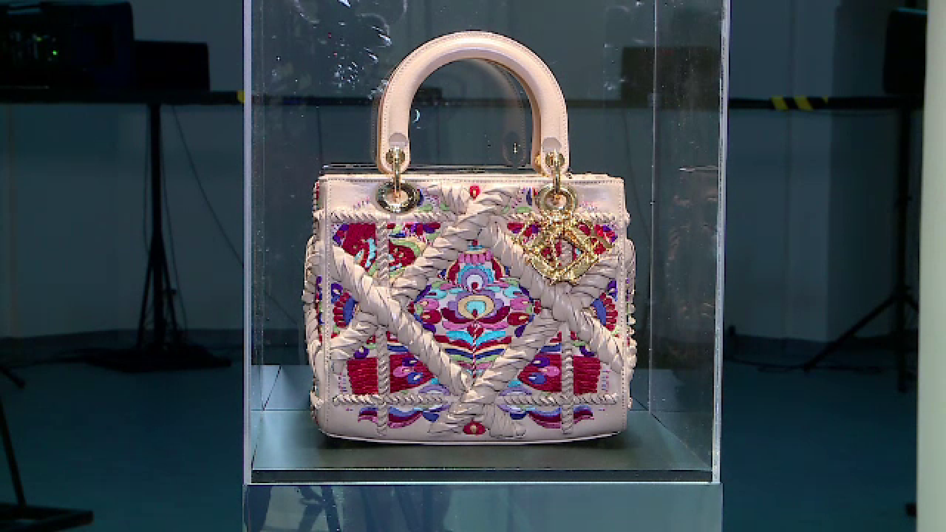 Geanta Lady Dior reinterpretată de un artist român, cu motive din ...