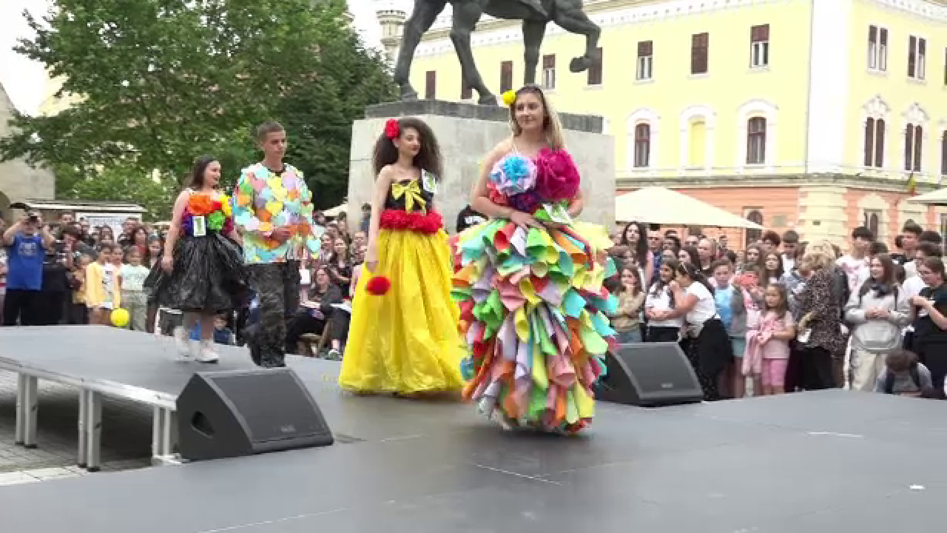 Ținute demne de podium, create de elevi din Alba din materiale ...
