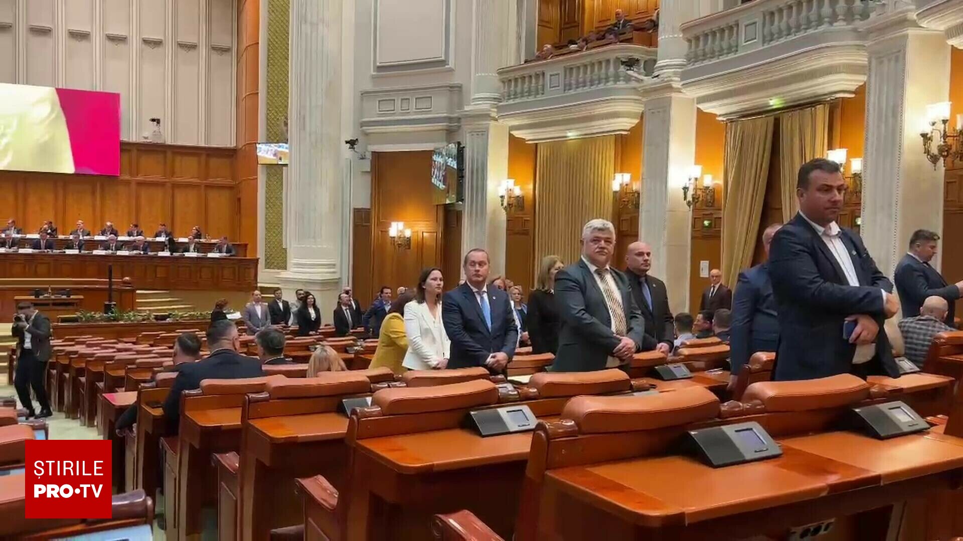 VIDEO. Gest lipsit de respect, făcut de membrii POT și SOS România în ...